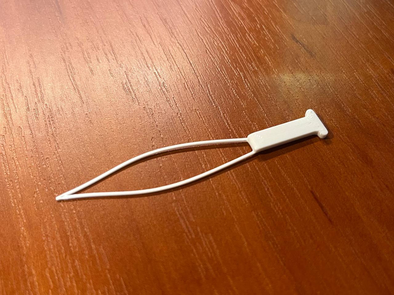 Tool to fix snag in a sweater or knitted fabric by Oleksii Zelivianskyi ...
