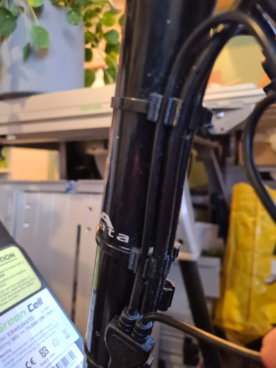 35mm Bike frame clip with tie-wrap by Davosje | Download free STL model ...