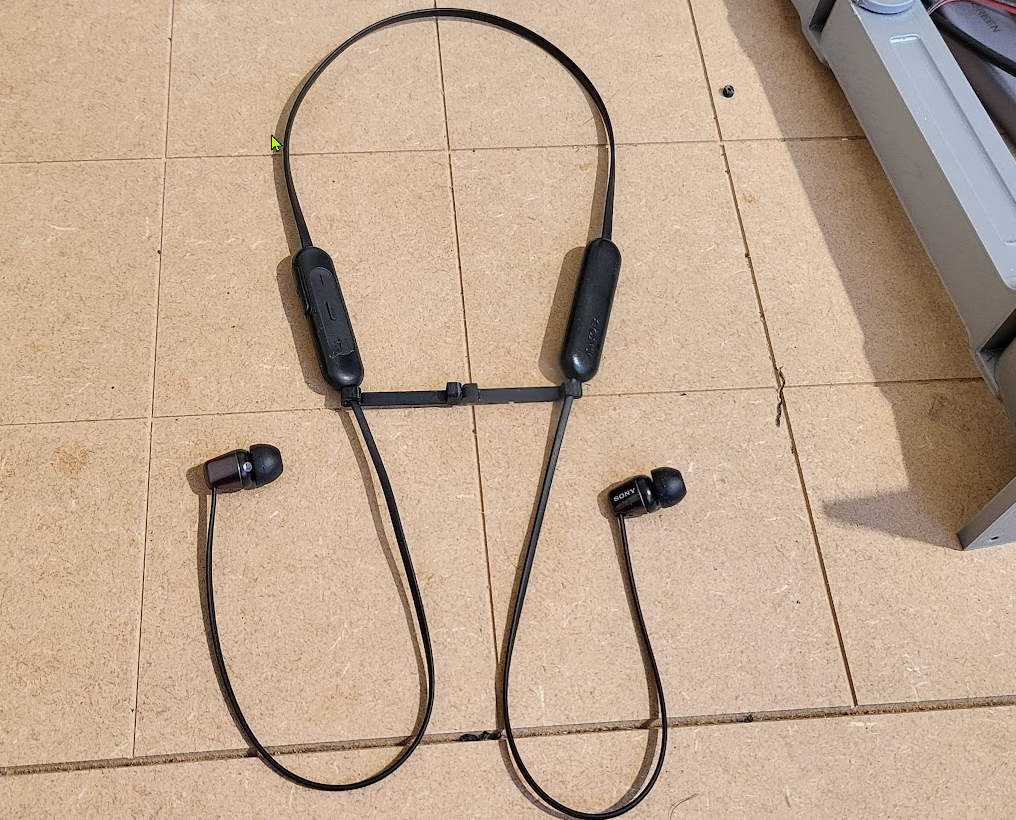 Wireless Earphone Cable Magnetic Clip by CopperLion | Download free STL ...