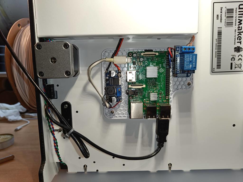 Ultimaker 2+ mount with thread inserts for Rpi with voltage divider and ...