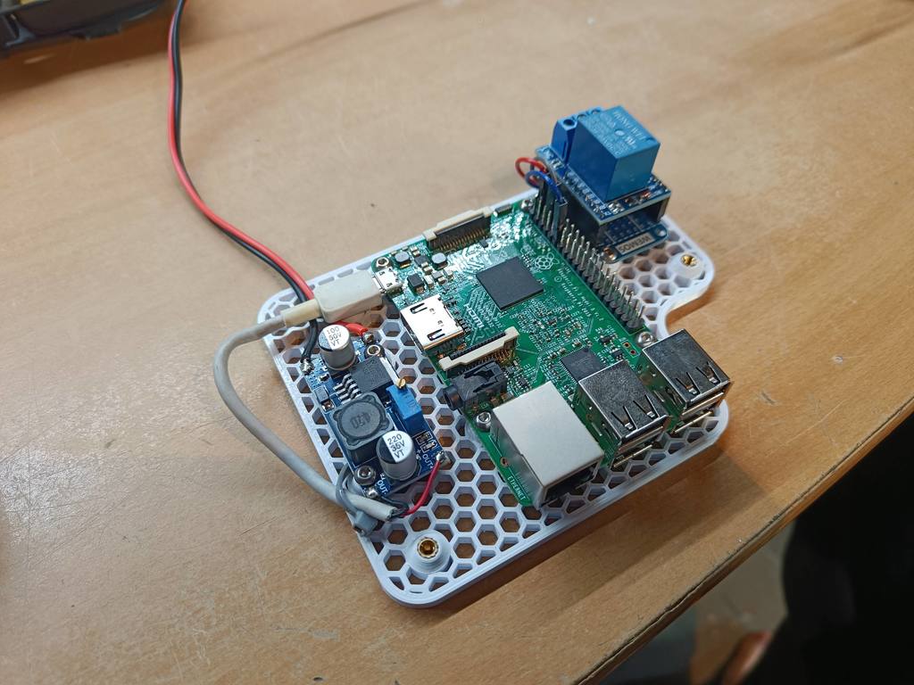 Ultimaker 2+ mount with thread inserts for Rpi with voltage divider and ...