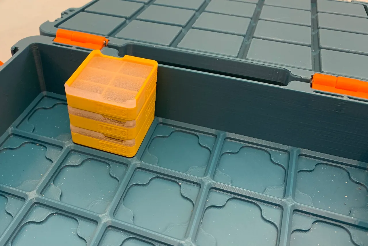 Gridfinity 1 x 1 x 2 and 1 x 1 x 3 inserts with cover, divided in ...