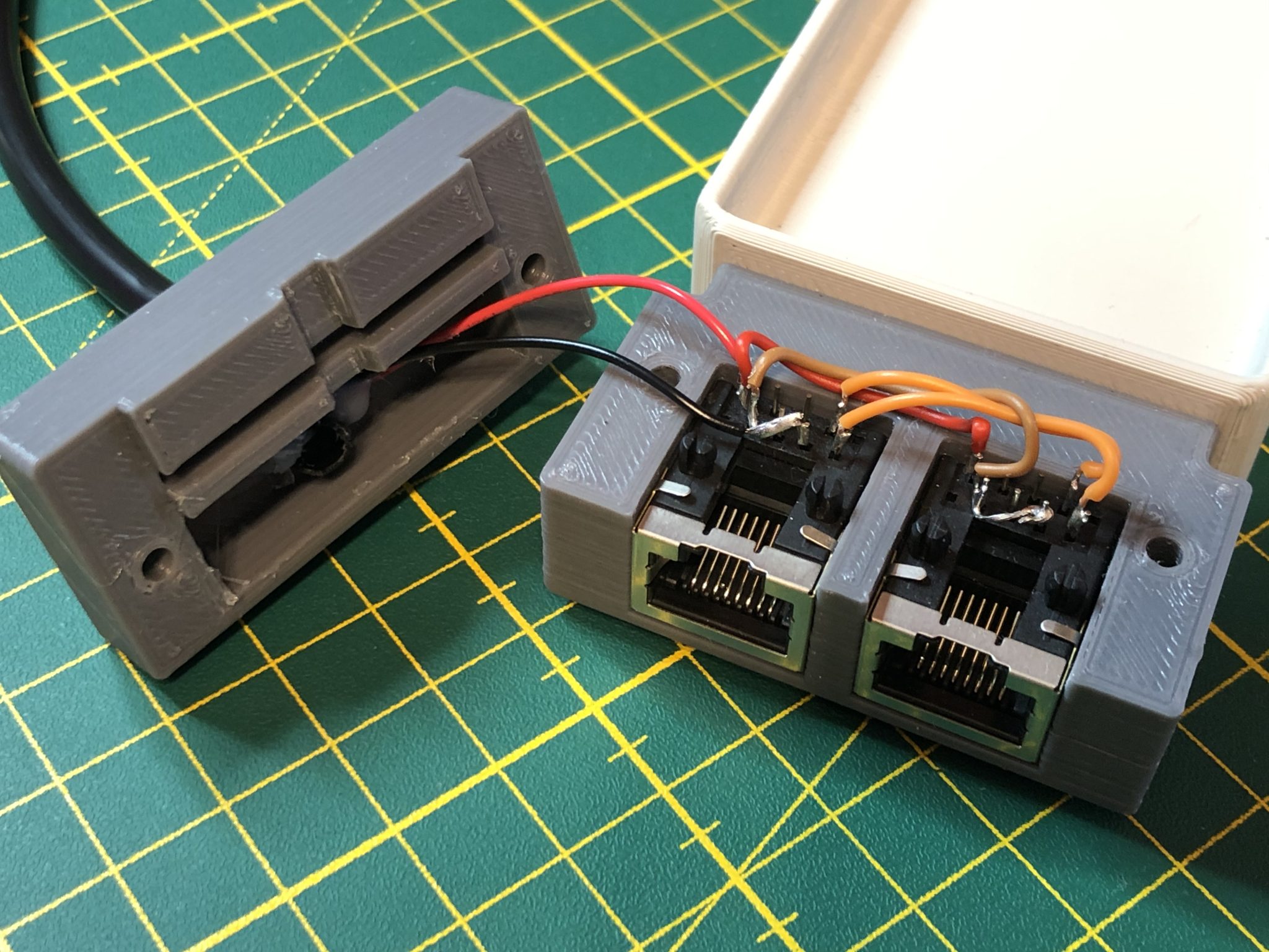 Battery-pack housing for use on testbench with CAN connector by Maxim ...
