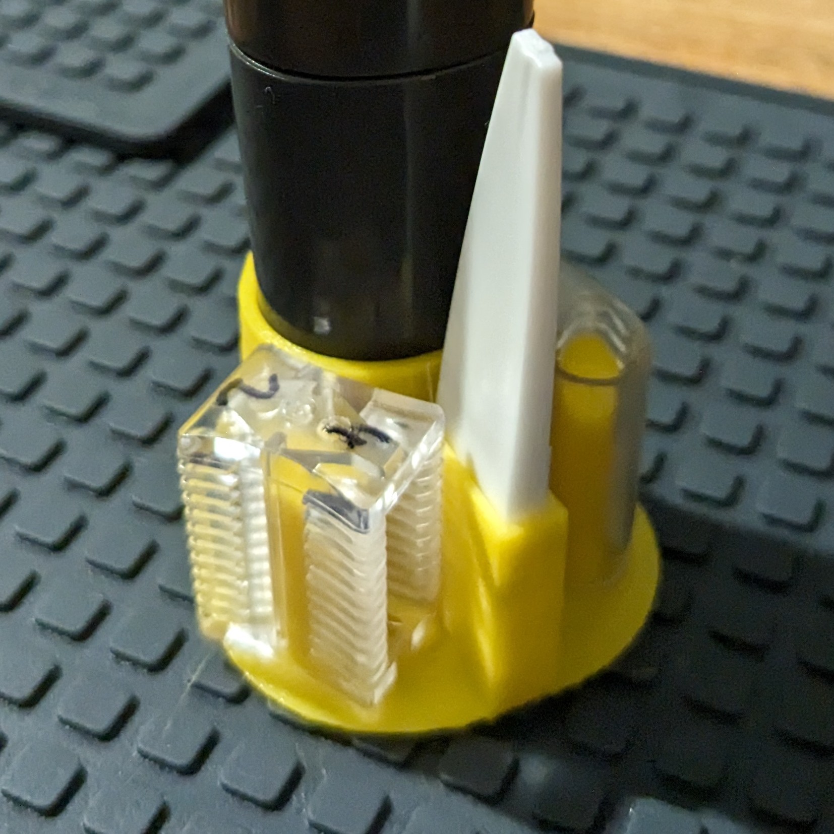 Hair Trimmer and Accessory Stand for the Guard Wing S-032 by ohuf ...