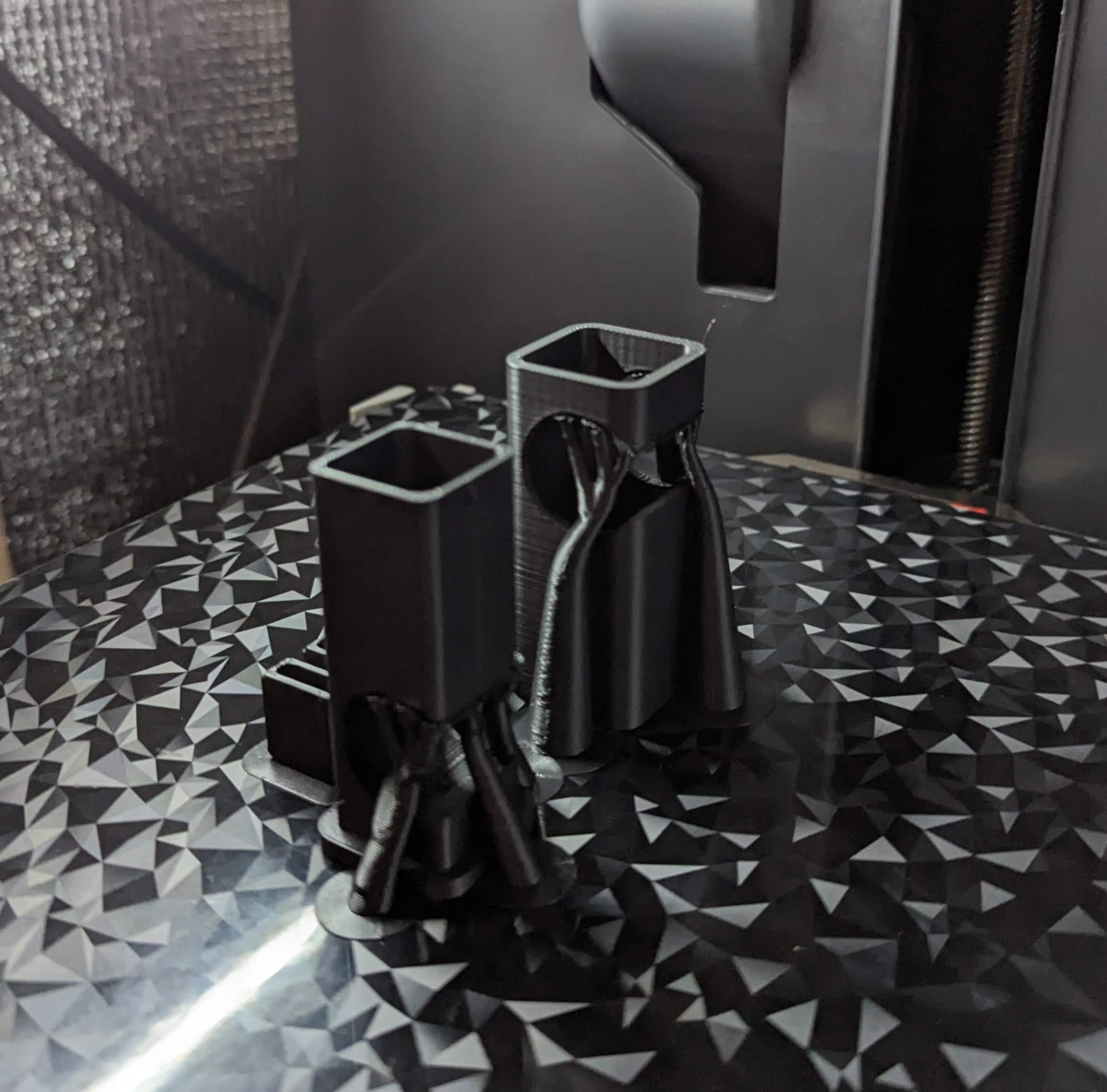 Spring loaded bag clip with fully printed mechanism (the spring too ...