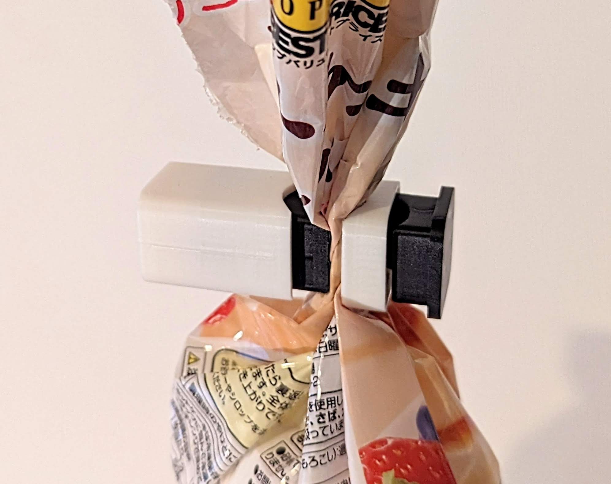 Spring loaded bag clip with fully printed mechanism (the spring too ...