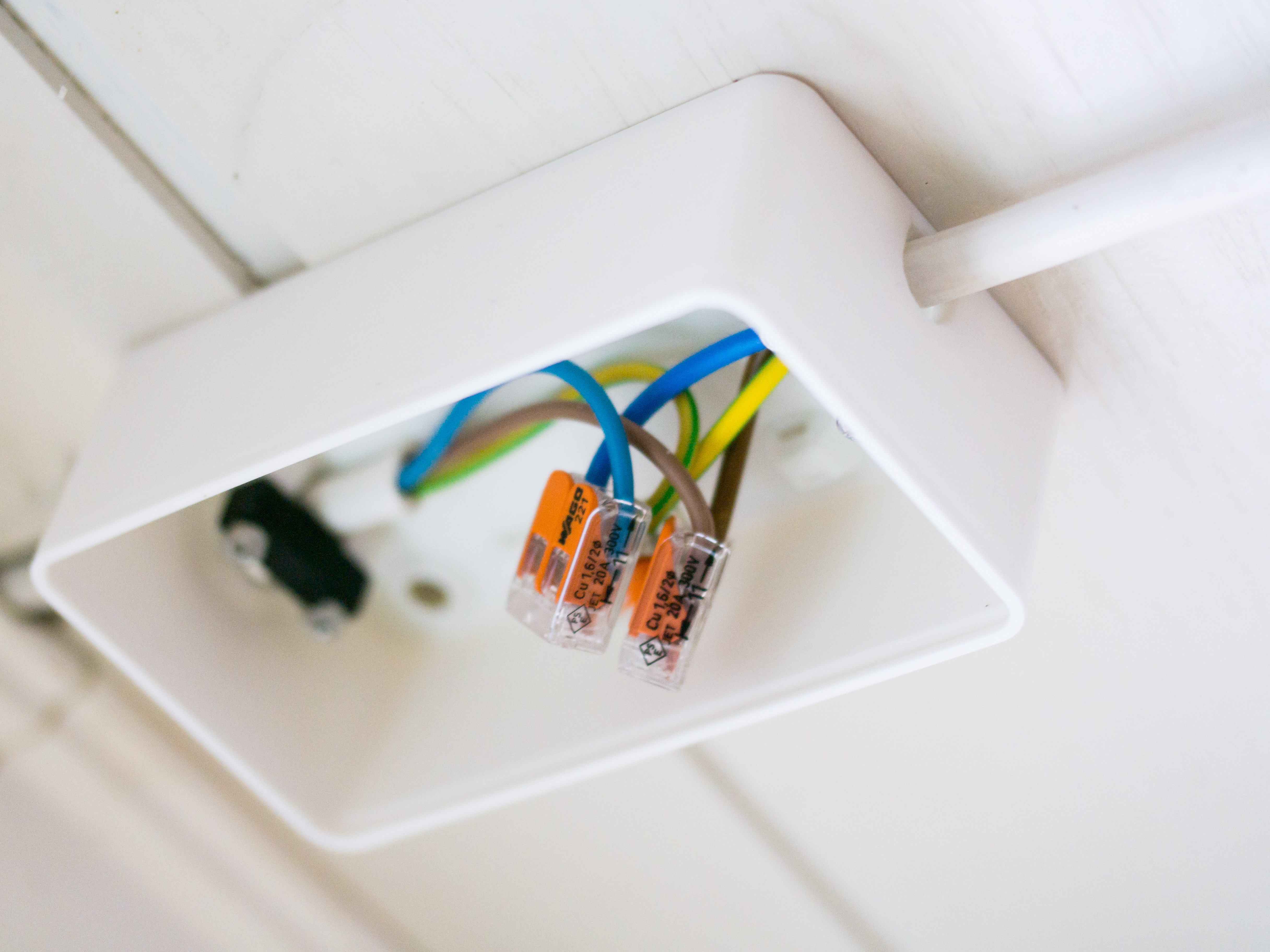 Cable Box with Zip Ties , Screw mounts & Strain Relief por Meister Edel ...