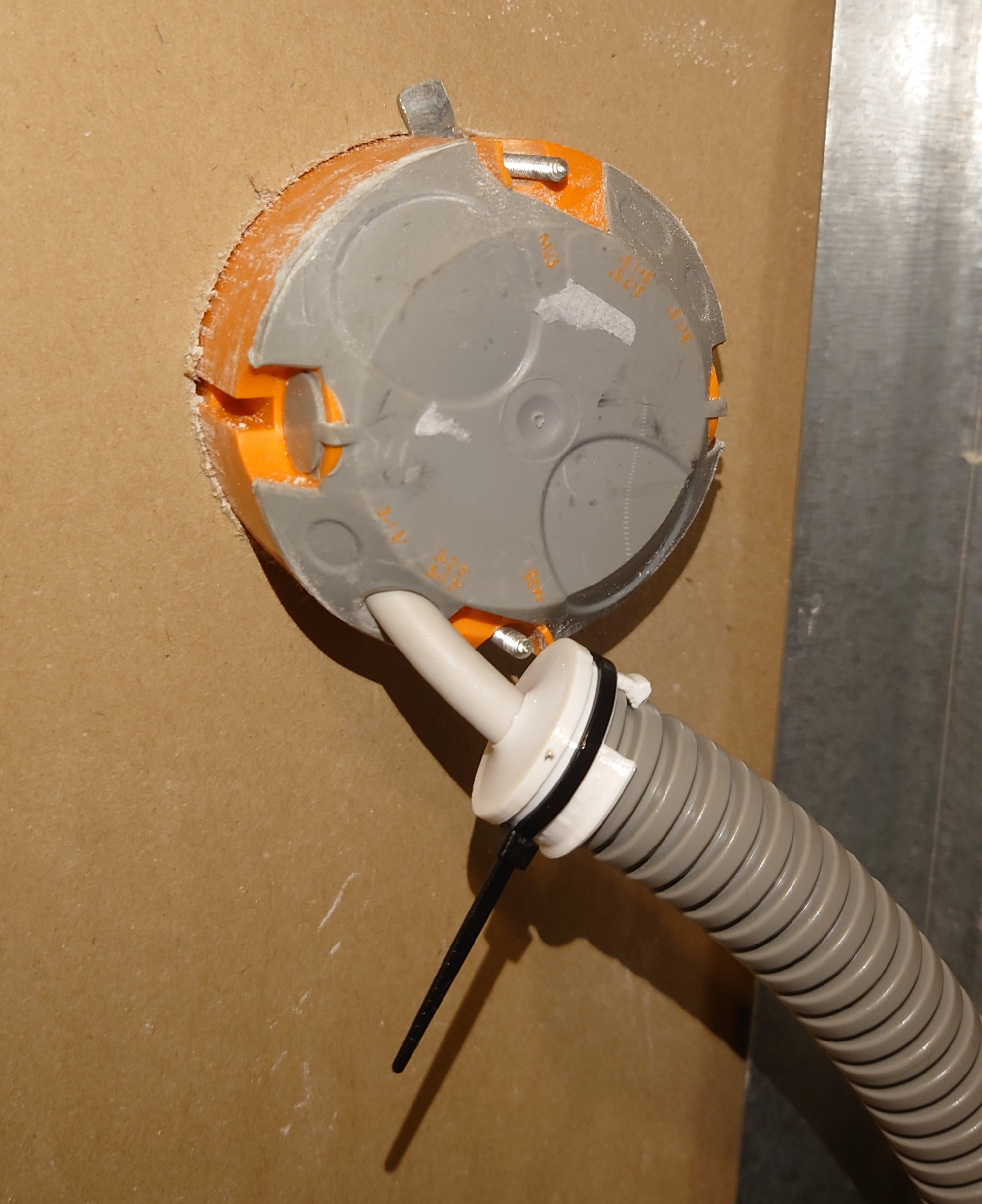 Lid fitting for flexible corrugated ISO pipe (EN20, EN25, EN40) by lual ...