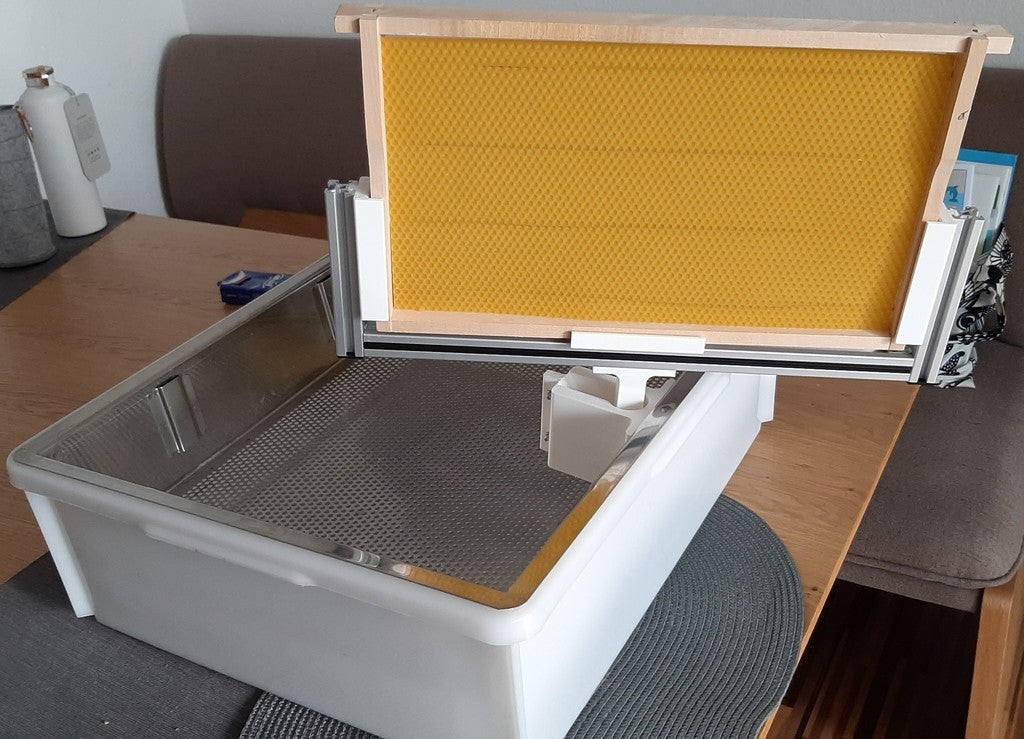 Nassenheider Inverto replica - turnable decapping device for honeycombs ...