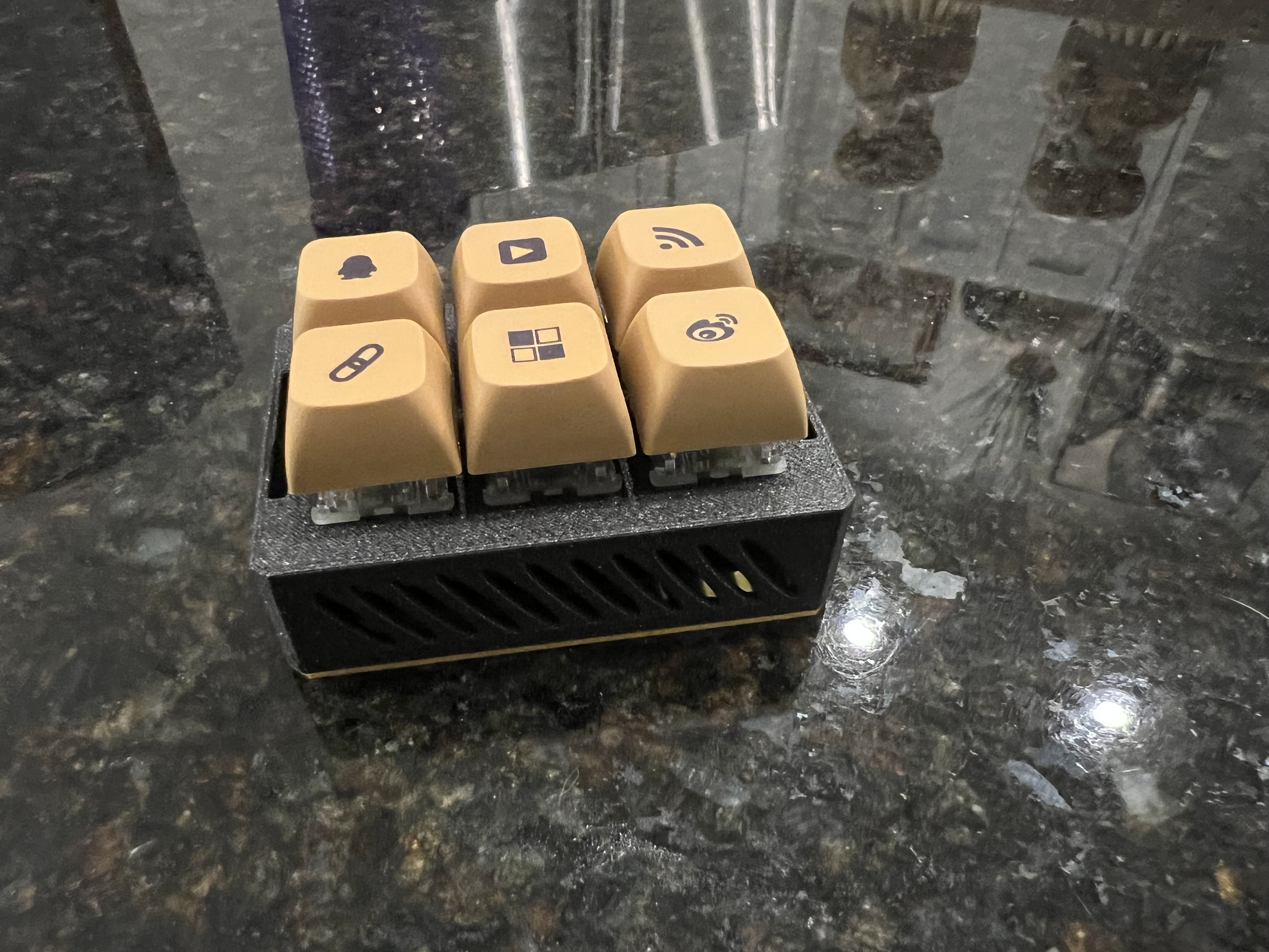 6 Button ESP32 IoT Macro Pad by PteroDancer | Download free STL model ...