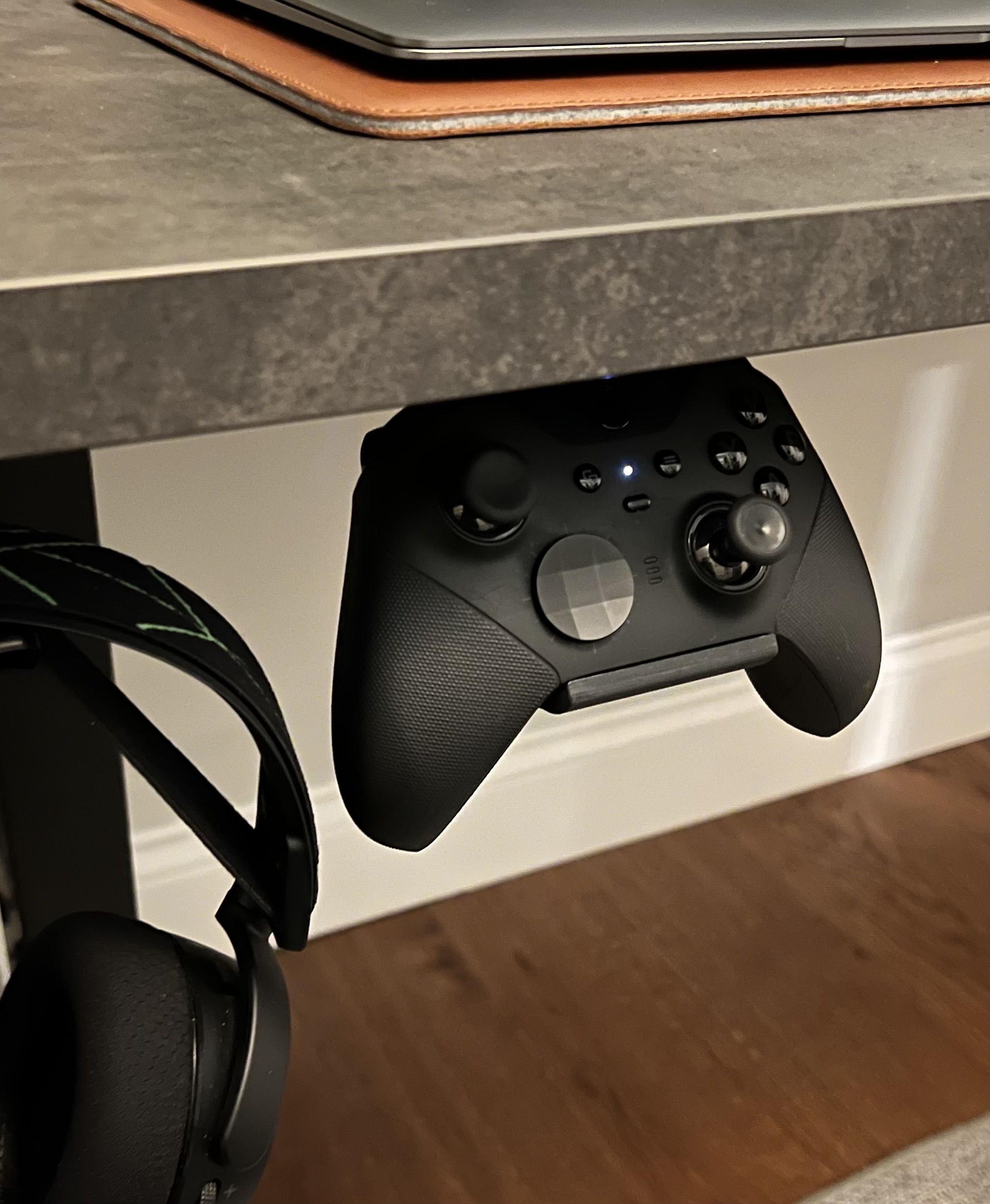 XBOX ELITE CONTROLLER AND CHARGER UNDERDESK MOUNT by Pretzel 3D ...