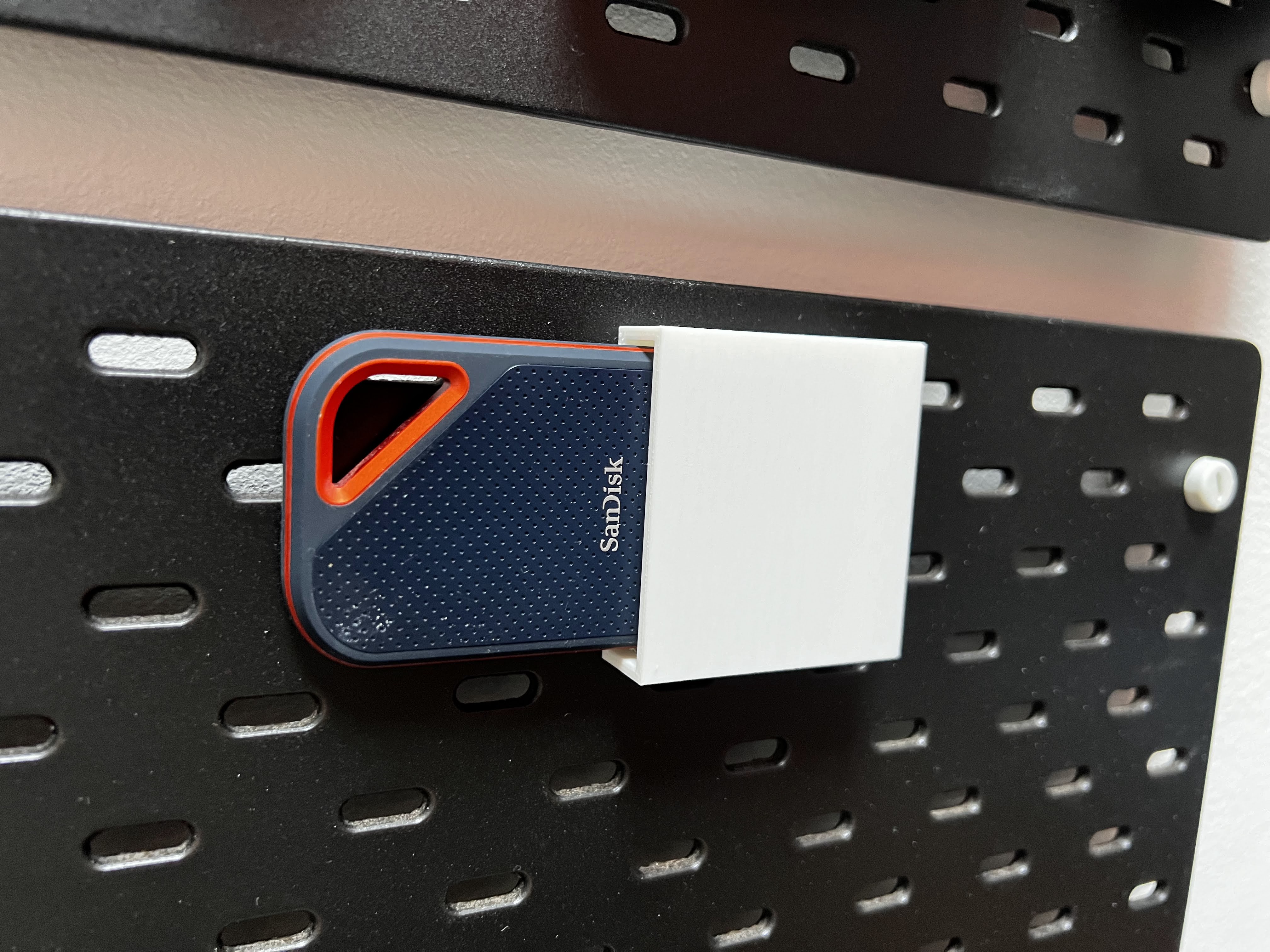 SanDisk Protable SSD Mount - Skadis by Post24 | Download free STL model ...