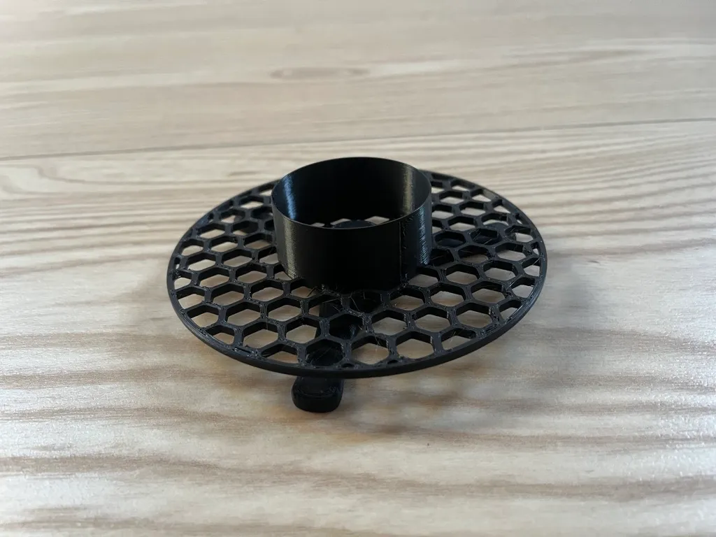 A self centering plate for light spools for the "Lazy Suzanne/turntable ...