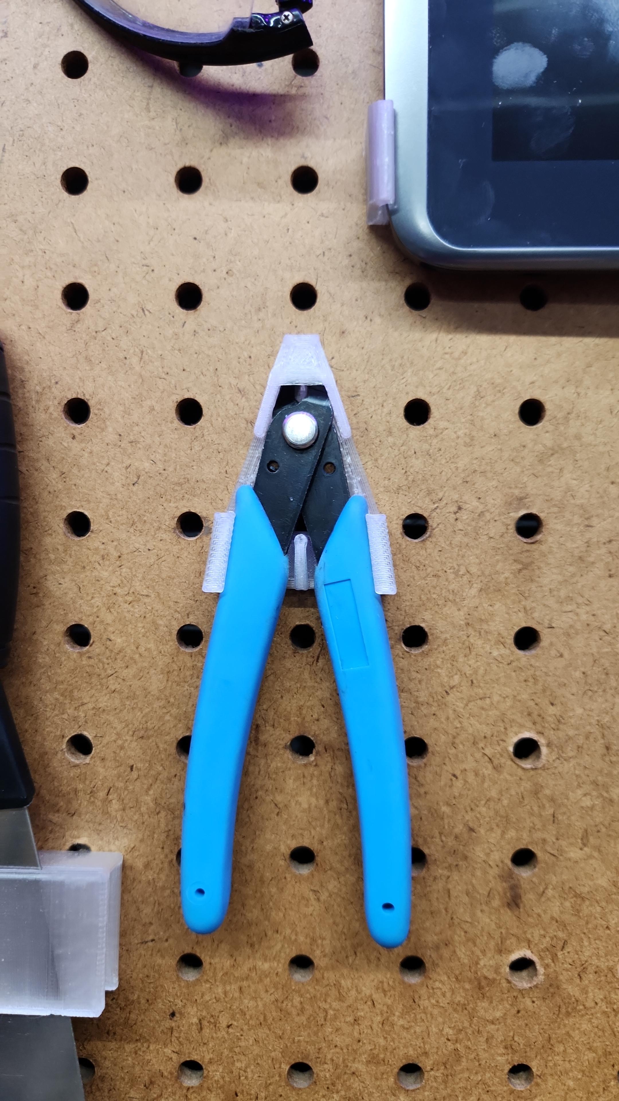 Nipper Cutter Holder (Pegboard with Rivet) by enahs | Download free STL ...