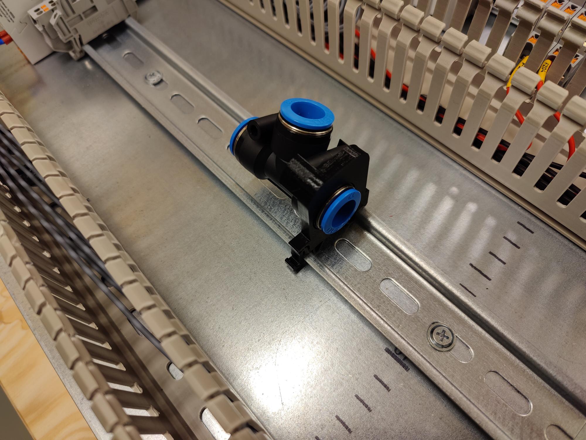 Festo QST DIN 35 holder by jonashedlof | Download free STL model ...