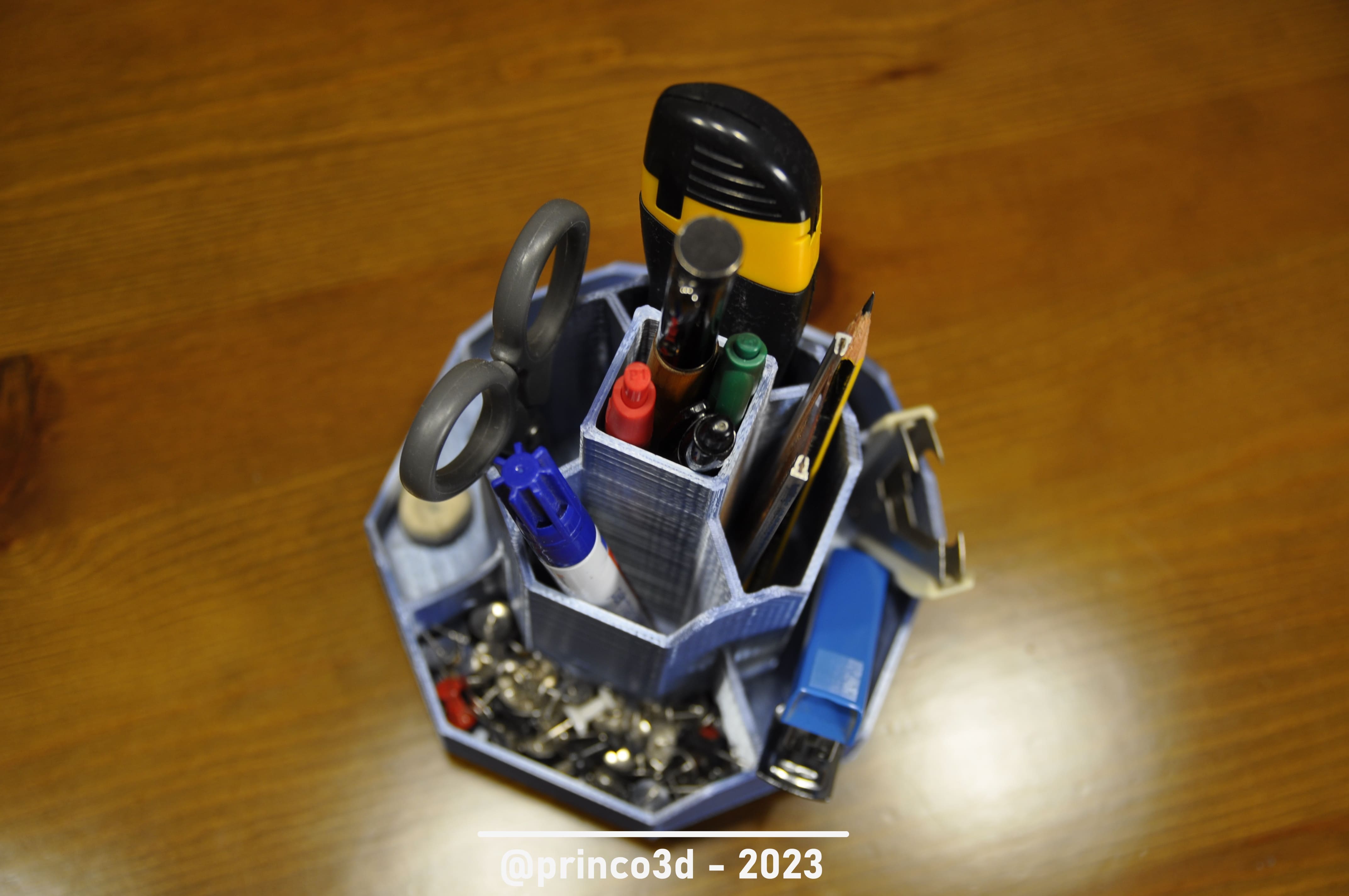 Organizador Rotatorio de Escritorio by PrinCo 3D | Download free STL ...