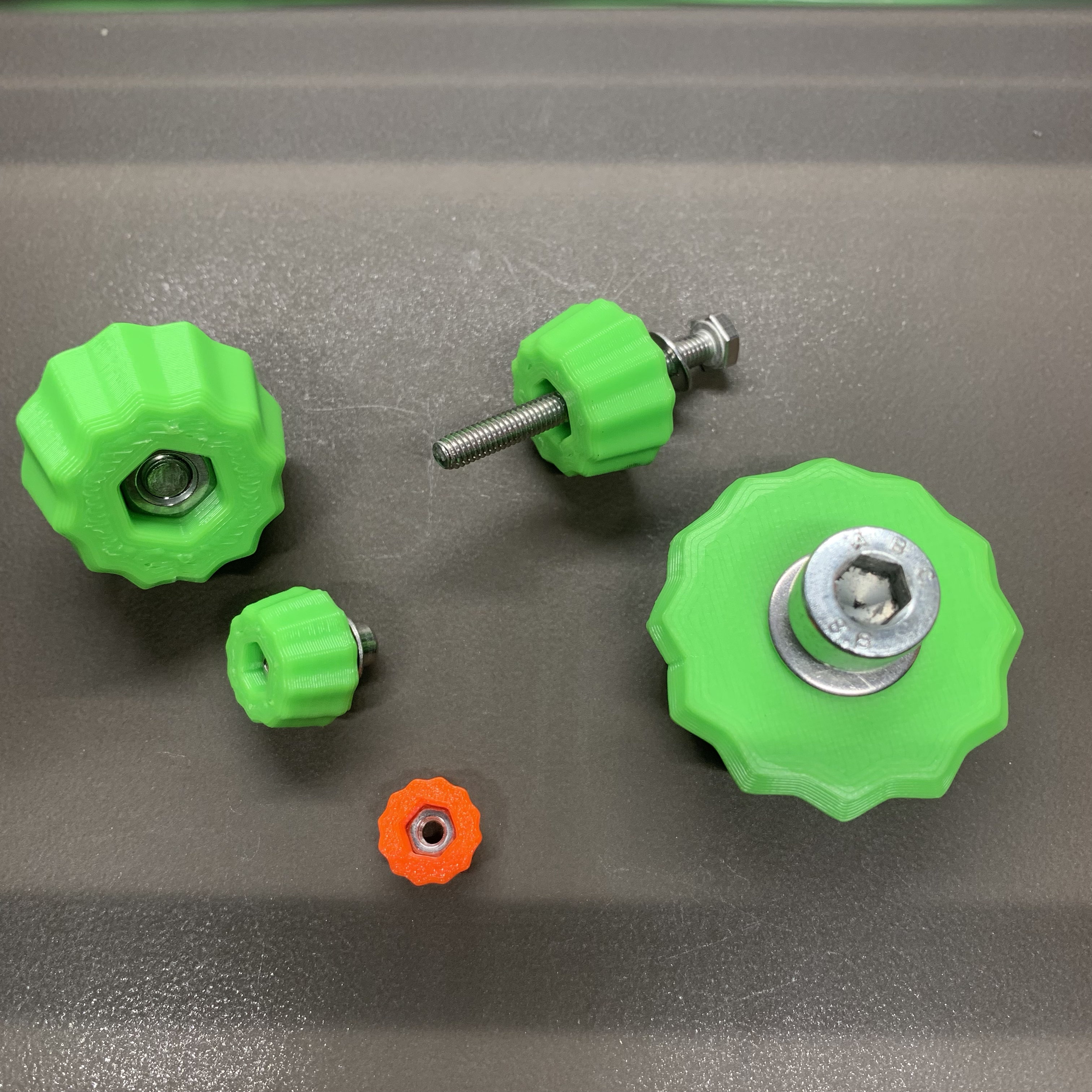 Thumb screw knobs for hex screws and nuts autorstwa steffanders ...
