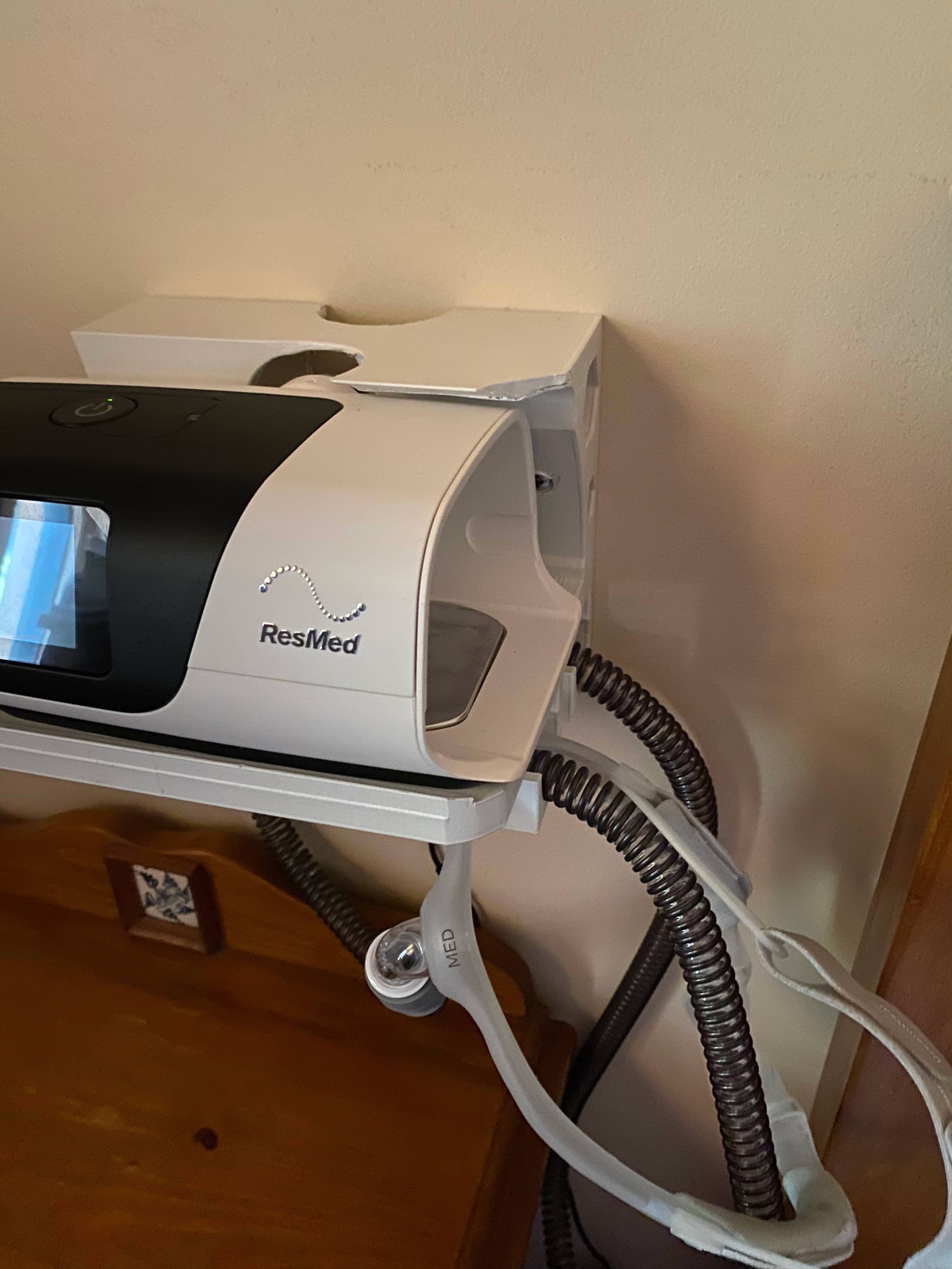 Airsense 11 CPAP machine wall bracket by Horhee | Download free STL ...