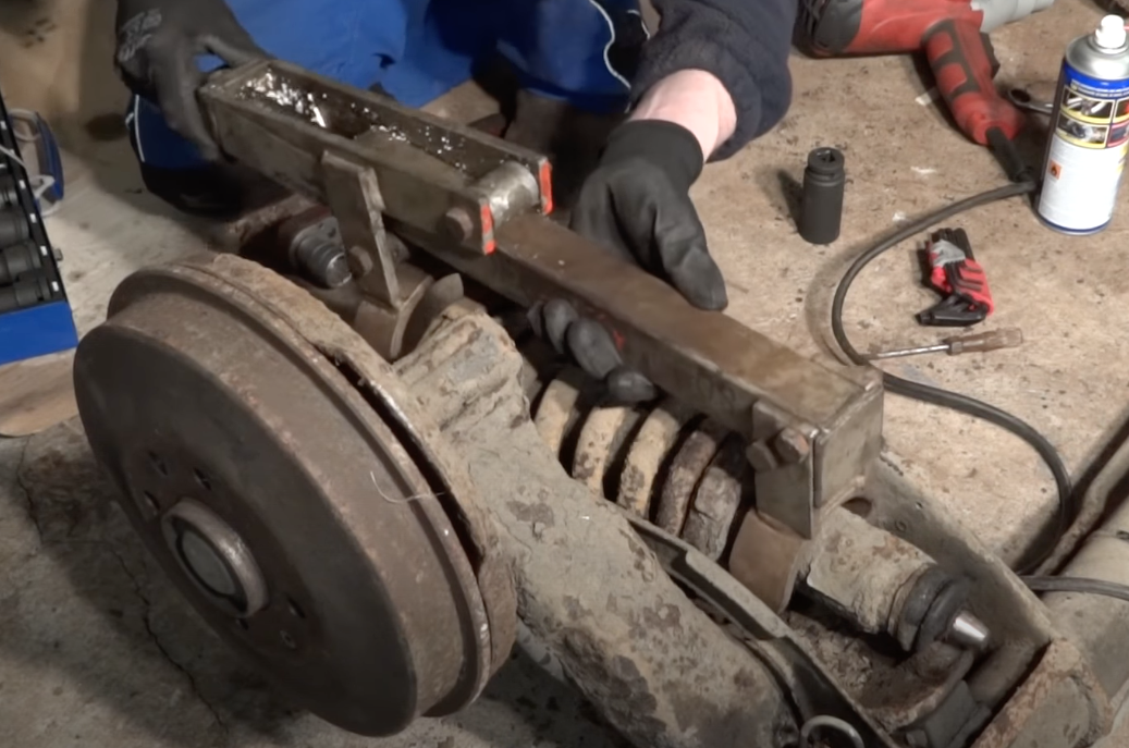 Peugeot 305 / Citroen C15 Rear Spring Removal Tool by PC2CV | Download ...