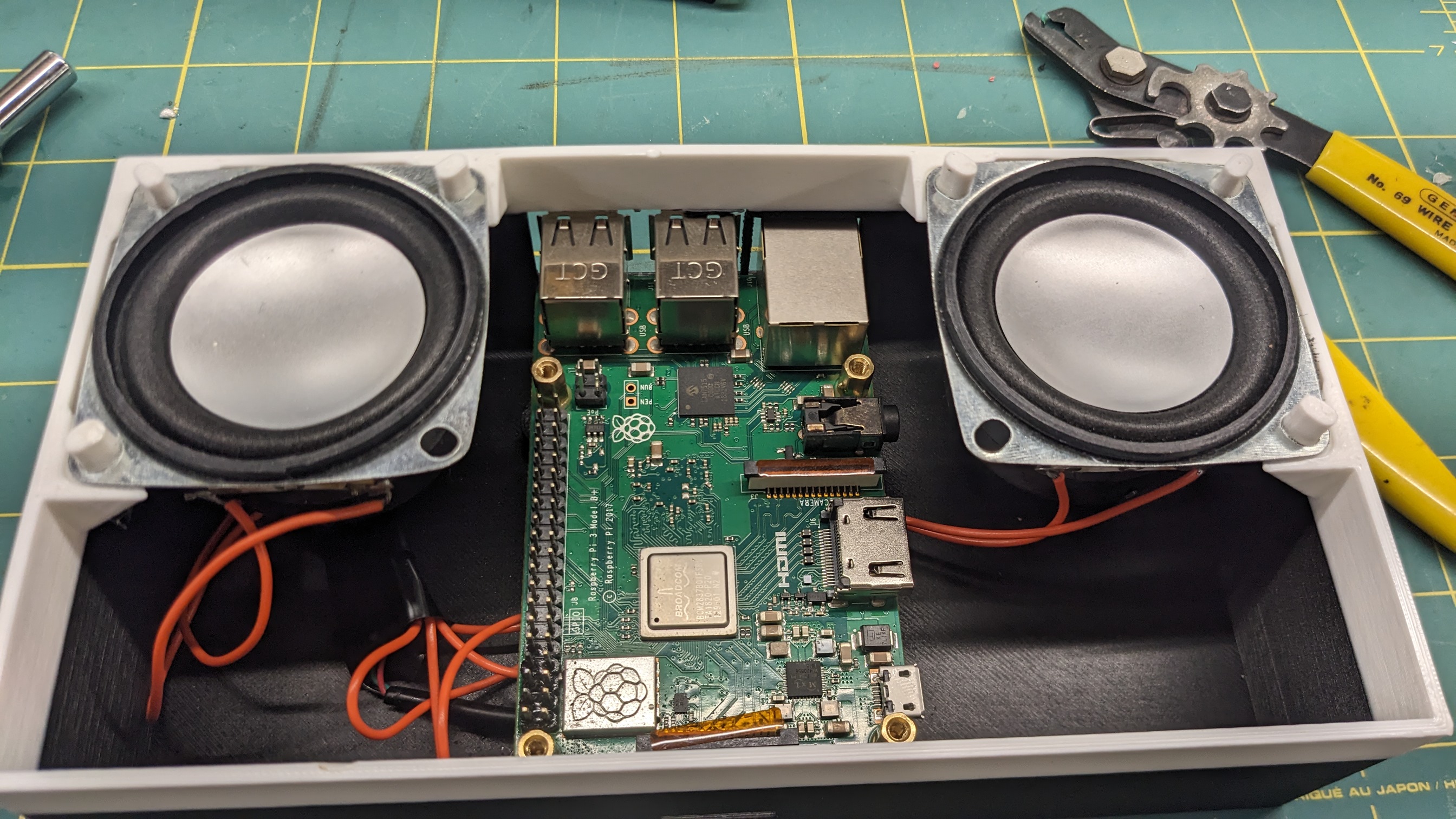 Enclosure for Raspberry Pi with speakers by Pierre | Download free STL ...