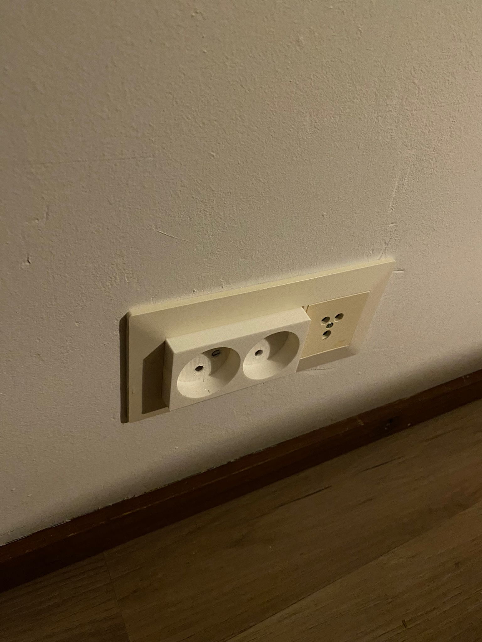 Outlet cover - Ungrounded by Kimi | Download free STL model ...