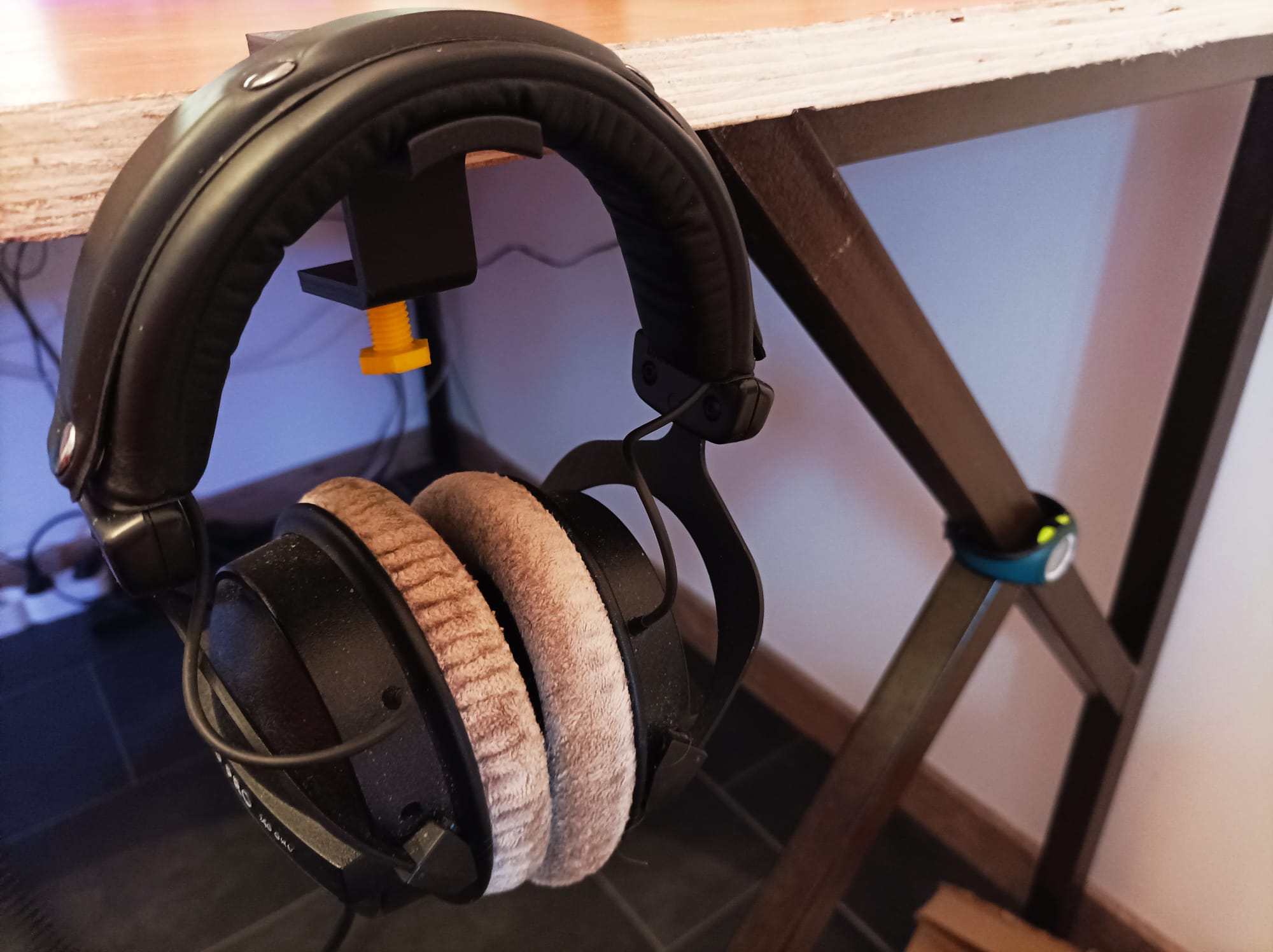 Simple Headphones desk holder by flof | Download free STL model ...