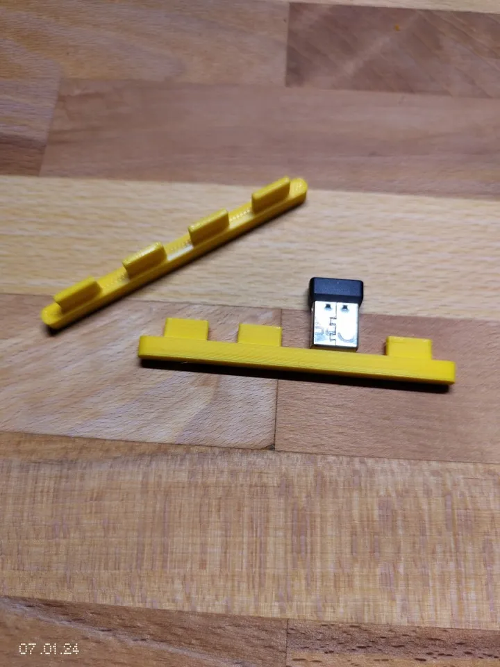4 fach USB Halter / 4 way USB holder by fruitcake72 | Download free STL ...