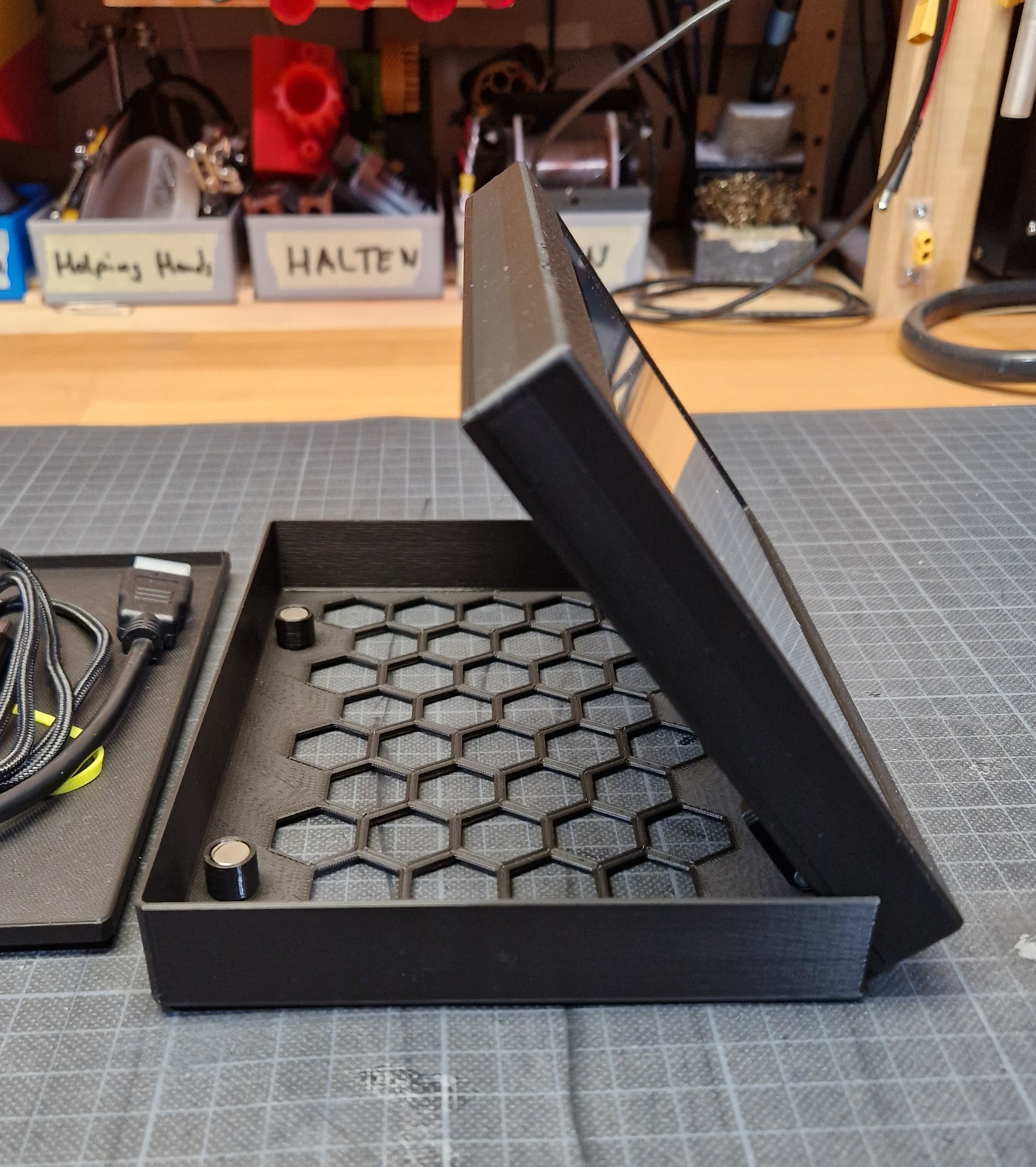 Storage case and stand for 7inch HDMI screen by oXiVanisher | Download ...