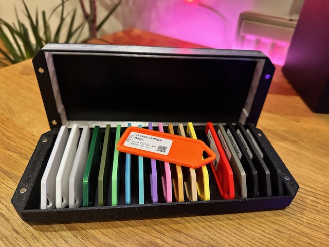 40x Capacity Filament Swatch Box v3 par NavyPixel | Téléchargez ...