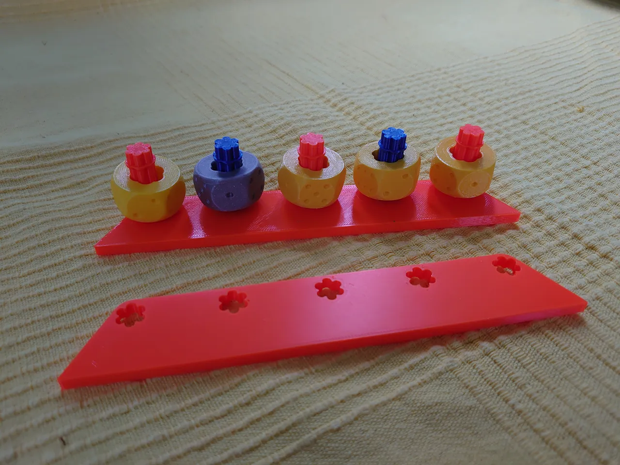 Die/Dice spinner (Tärningsspinnare) by gillis | Download free STL model ...