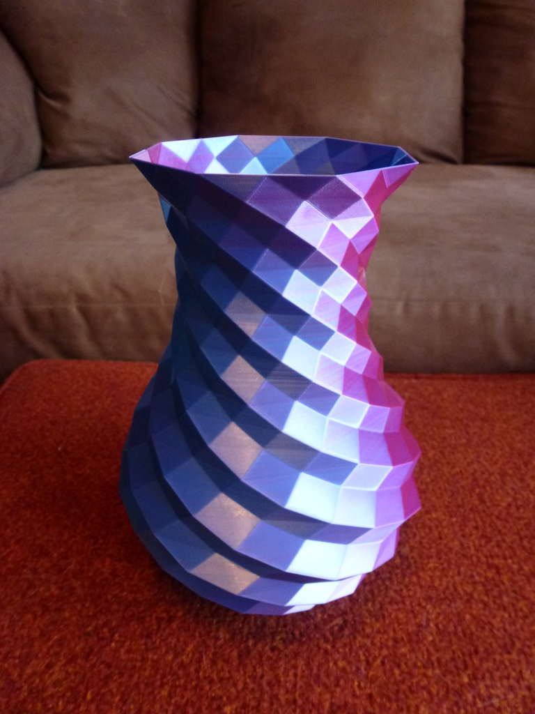 Low-Poly Spiral Twist Vase (wider) by Nikorasu | Download free STL ...