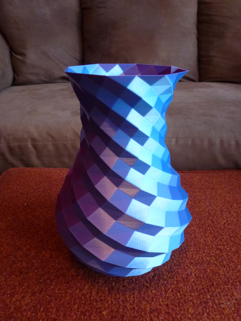 Low-Poly Spiral Twist Vase (wider) by Nikorasu | Download free STL ...