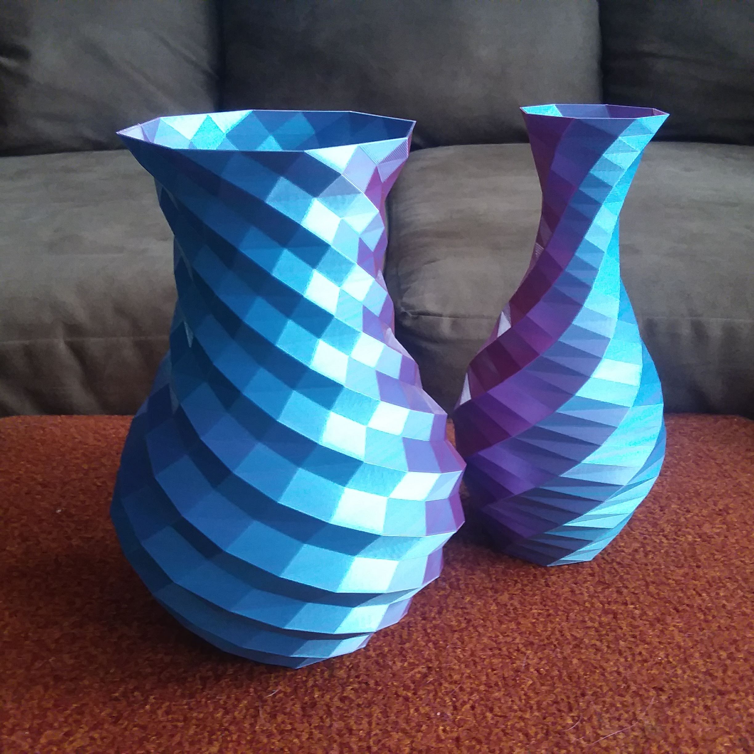 Low-Poly Spiral Twist Vase (wider) by Nikorasu | Download free STL ...