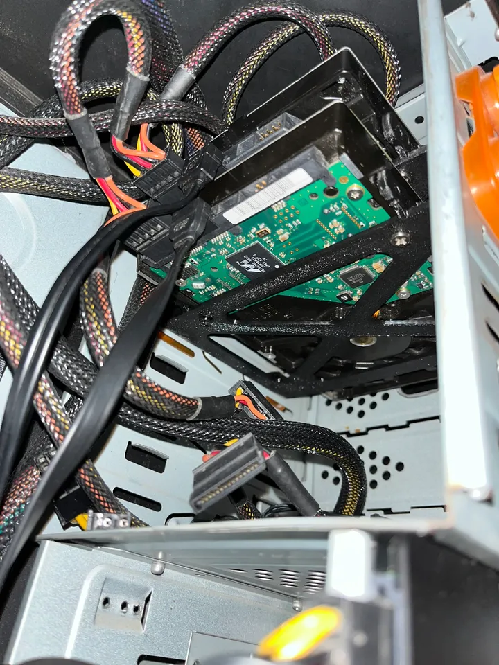 5.25'' to 3.5'' bay adapter bracket by Jellysoapy | Download free STL ...