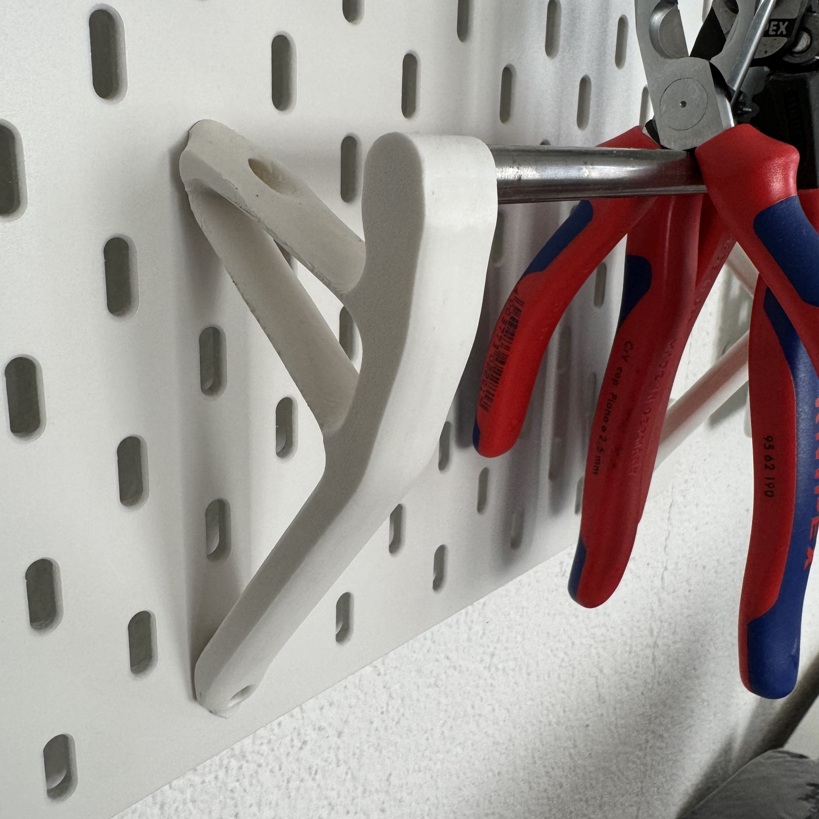 SKÅDIS Topology optimized pliers rack by woelpi | Download free STL ...