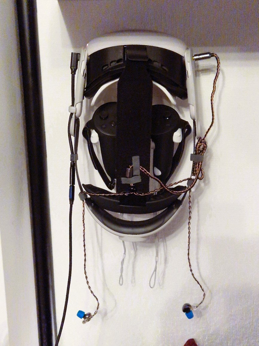 Quest 3 Wall Mount (Headset + Controllers) by SmashD | Download free ...