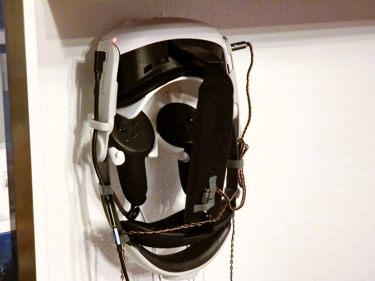 Quest 3 Wall Mount (Headset + Controllers) by SmashD | Download free ...