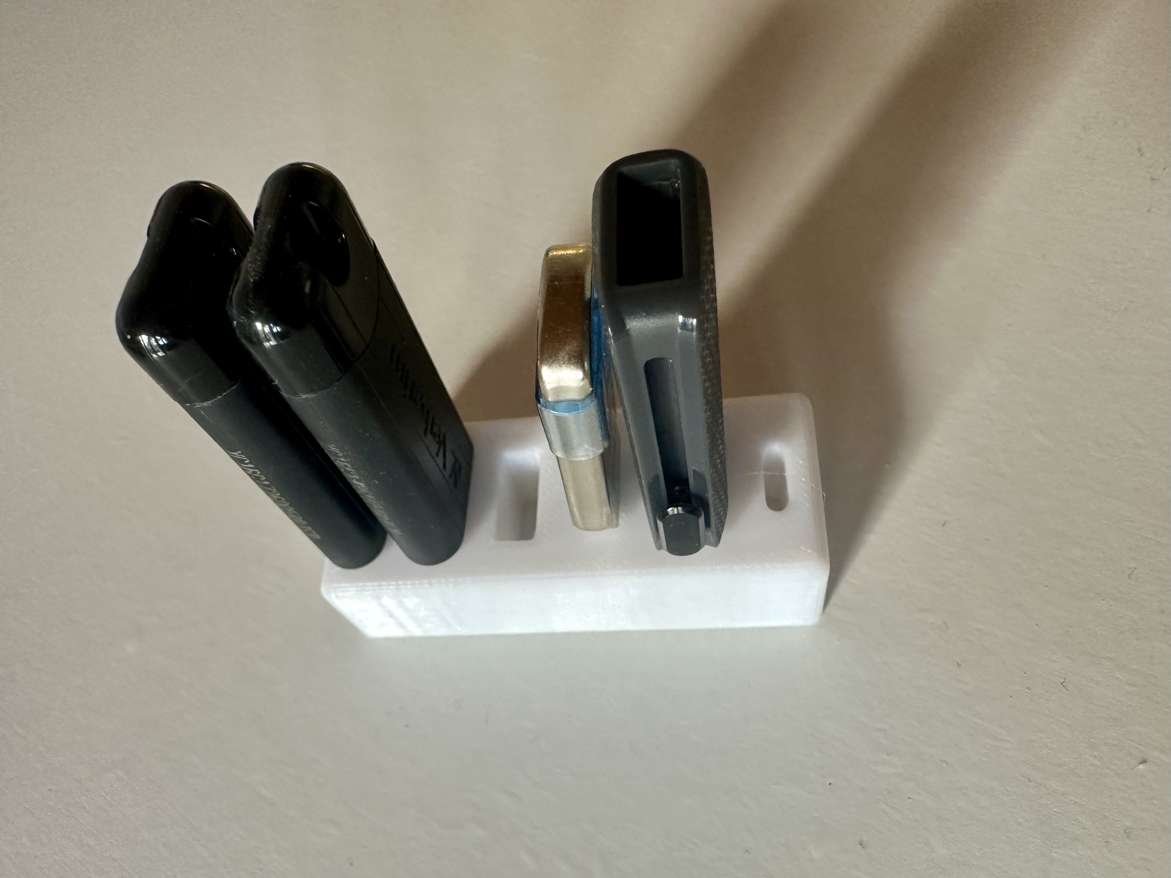 USB holder for 3 USB A and 3 USB C USB sticks by G00TH | Download free ...