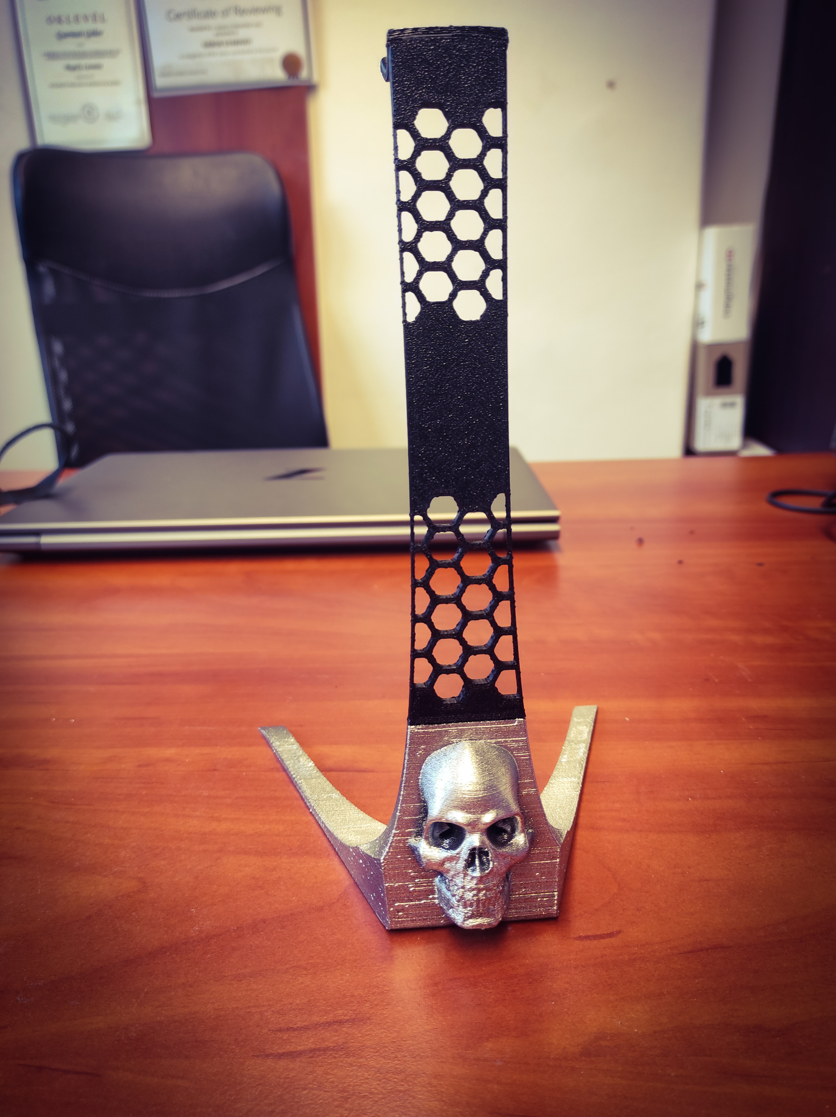 Headphone Stand with a Skull by Gabor Gyarmati | Download free STL ...