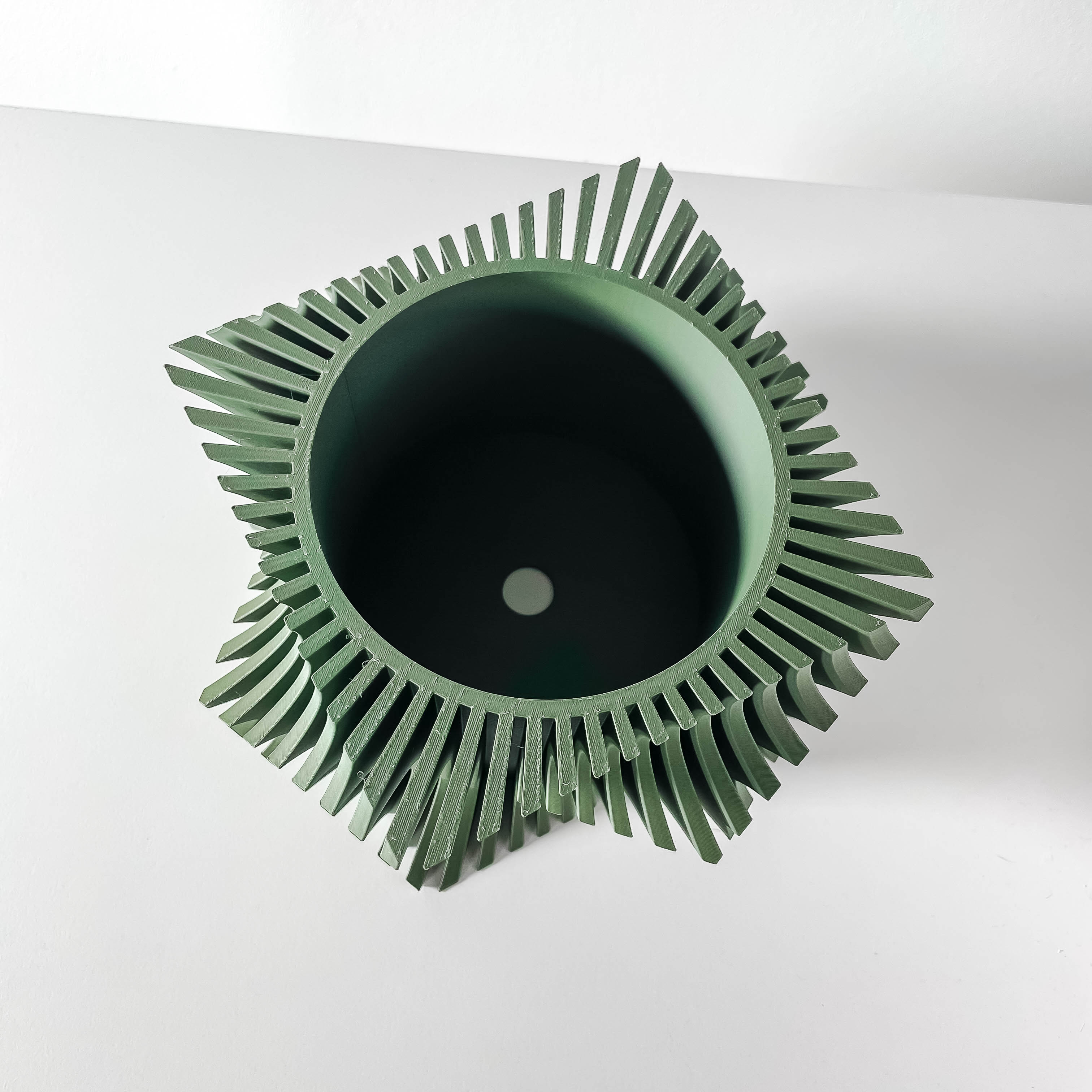 The Anio Wacky Planter Pot with Drainage Tray & Stand Included: Modern ...