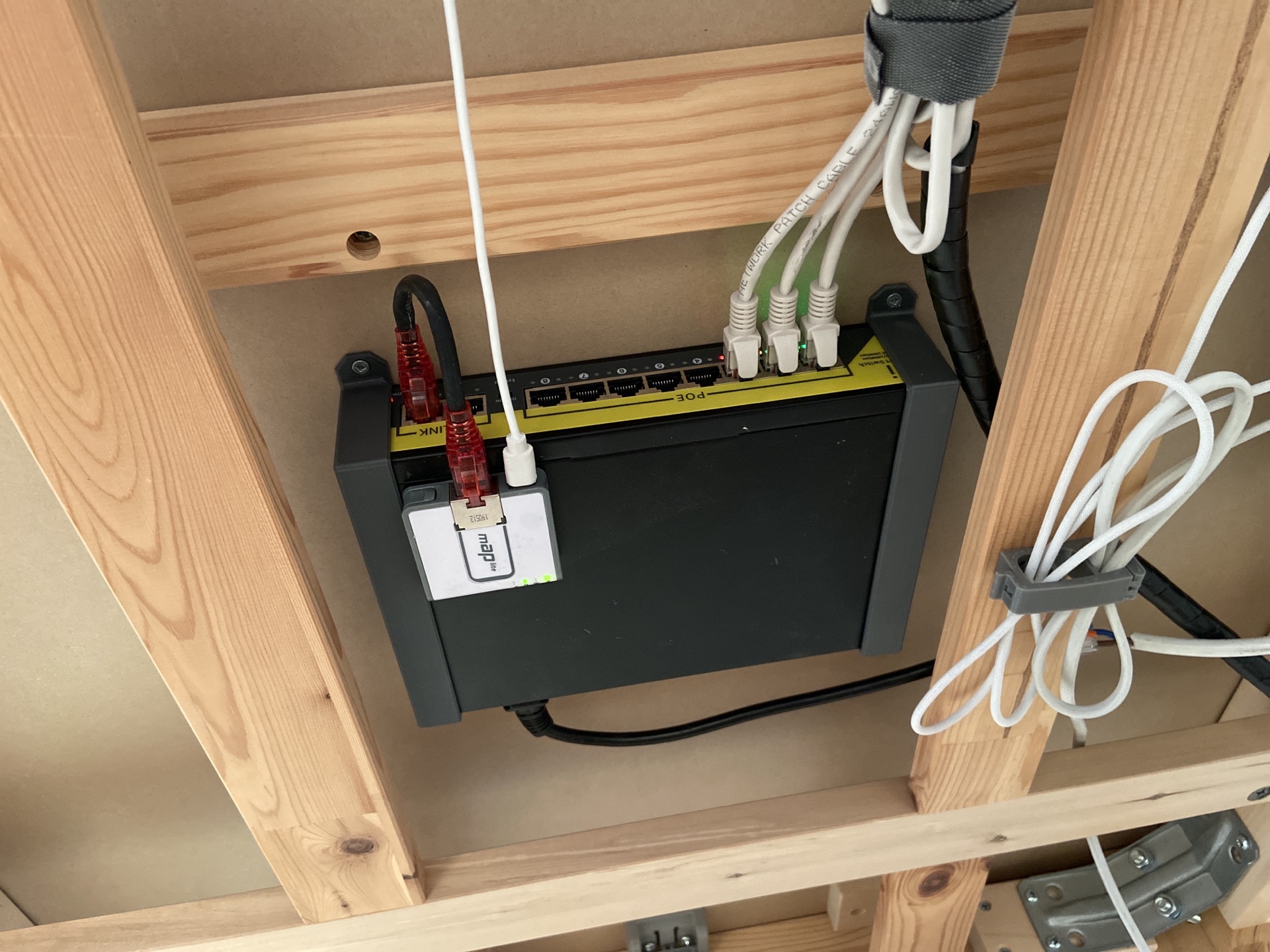 POE switch holder for flat surface mount by vvzvlad | Download free STL ...