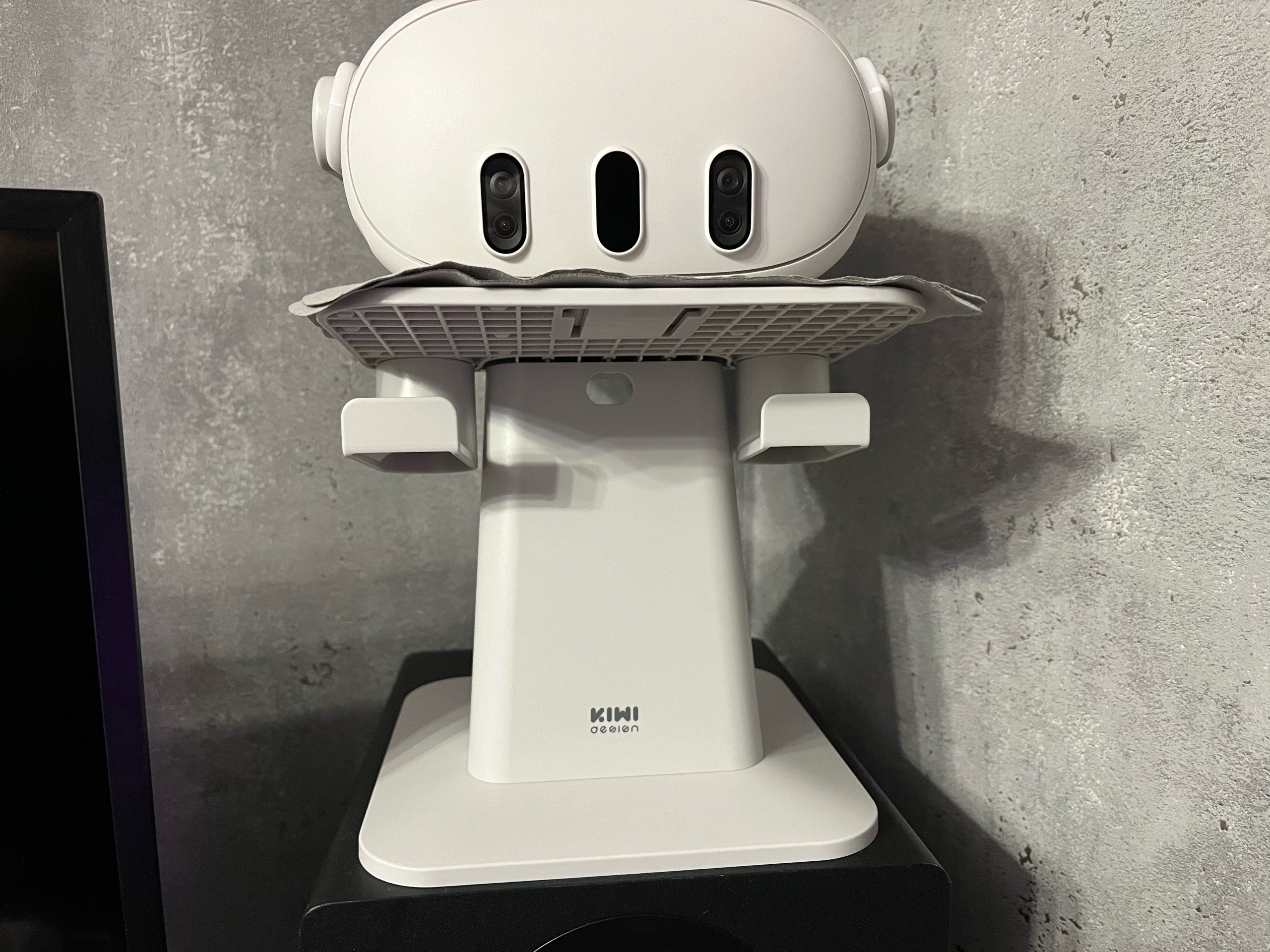 Quest 3 controllers holders for Kiwi Quest 2 stand by Max Sem ...