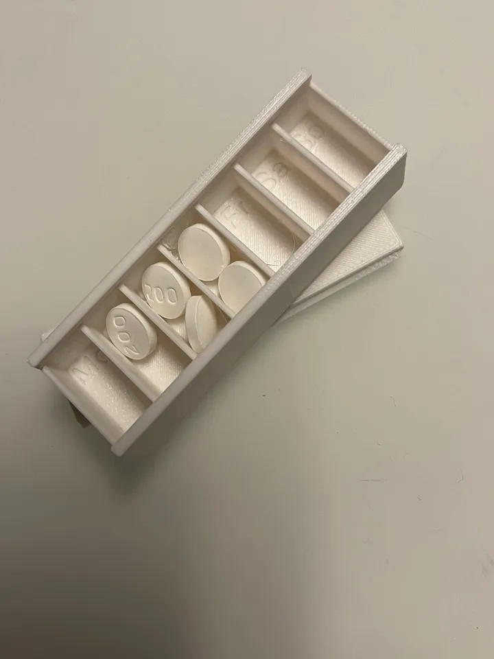 Pillbox with 7 compartments, Monday to Sunday by mado30 | Download free ...