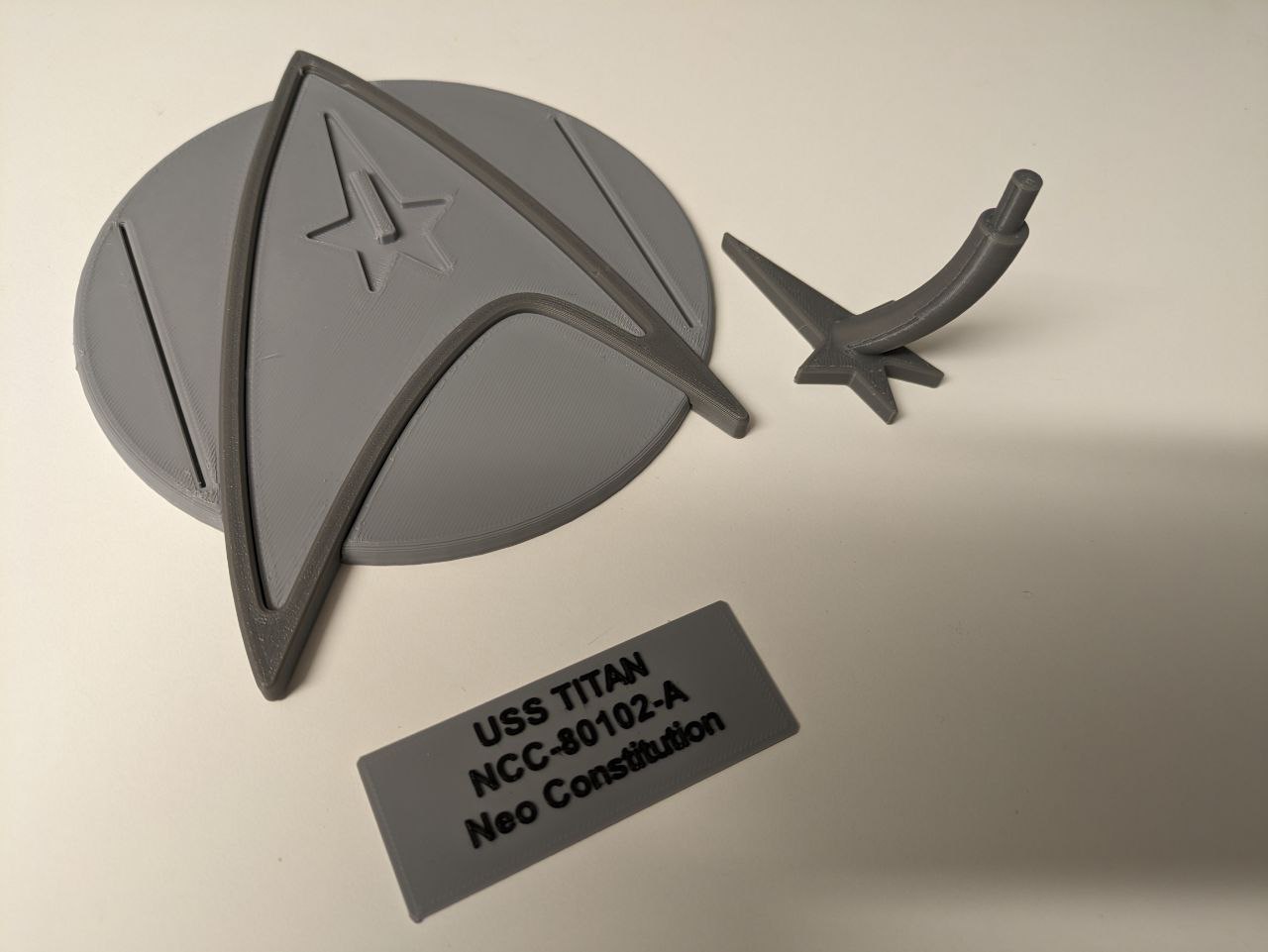 Smaller stand for Martin's star trek spaceships by puemowicht ...