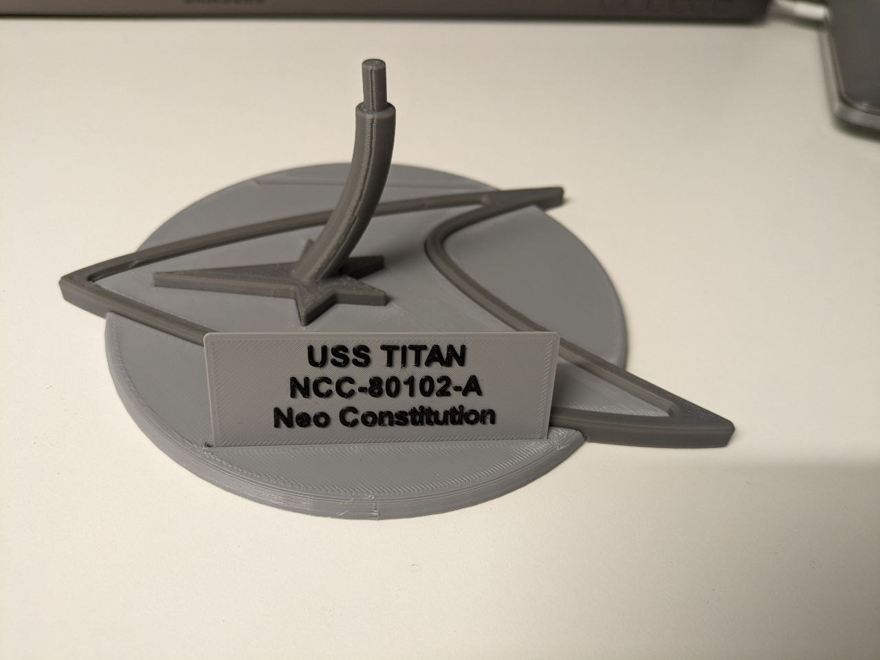 Smaller stand for Martin's star trek spaceships by puemowicht ...