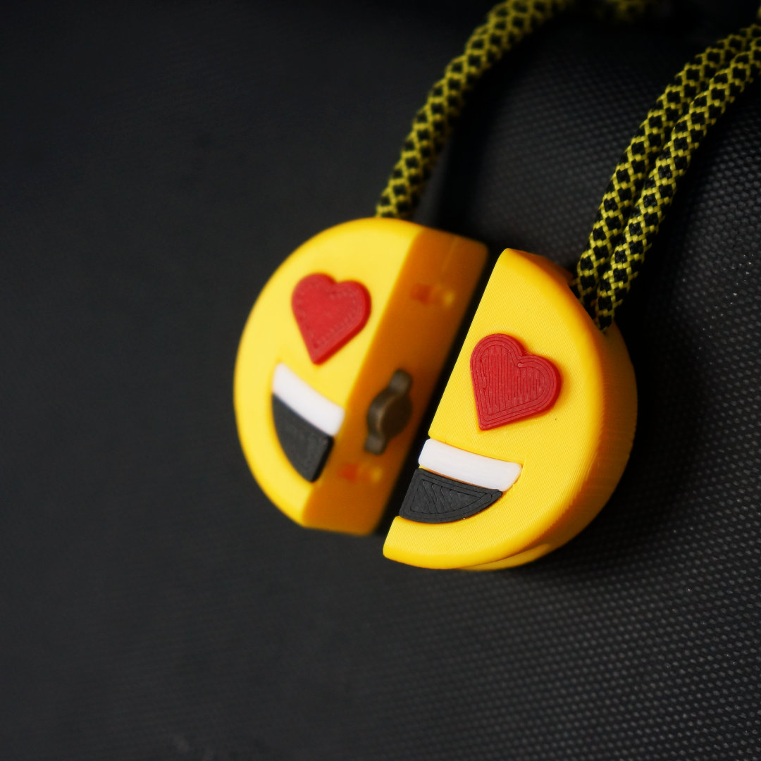 Zipper Pull - Smiling Face with Heart-Eyes (Emoji) by TWB | Download ...