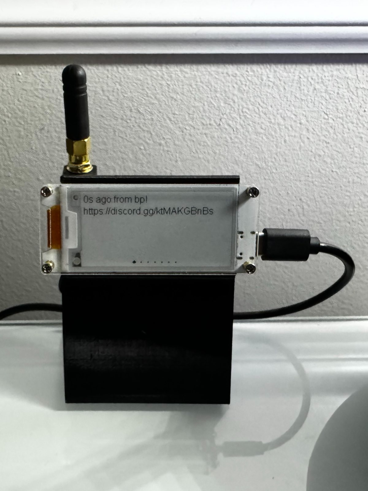 Heltech Wireless Paper Desk Stand by PosterBored | Download free STL ...