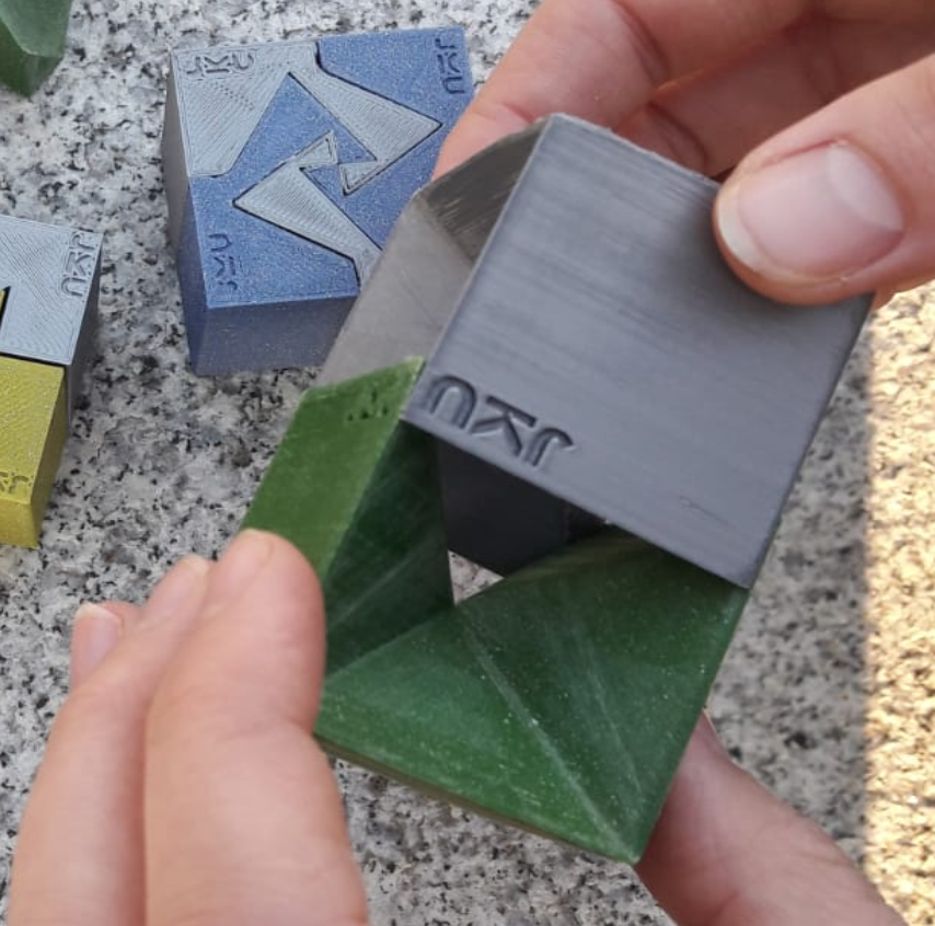 Dividing a cube by two - non planar cut von Linz School of Education ...