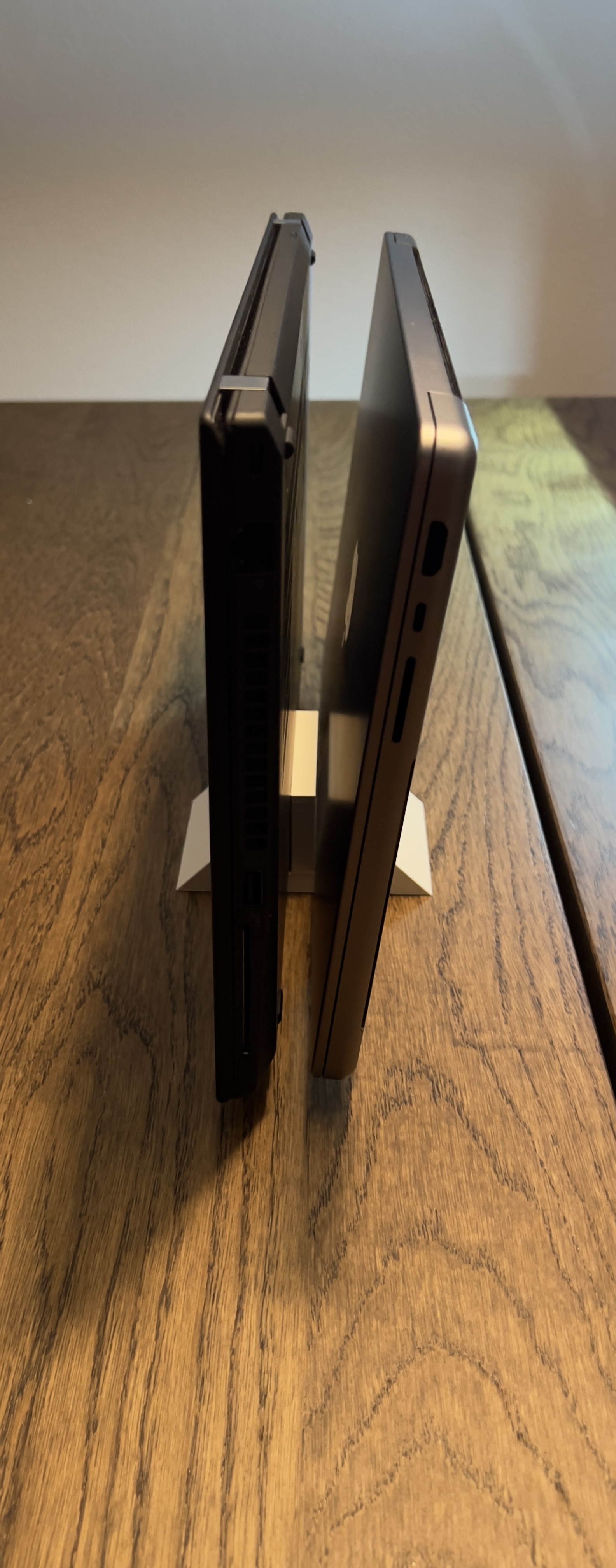 Laptop stand vertical for two laptops by Slikhut | Download free STL ...