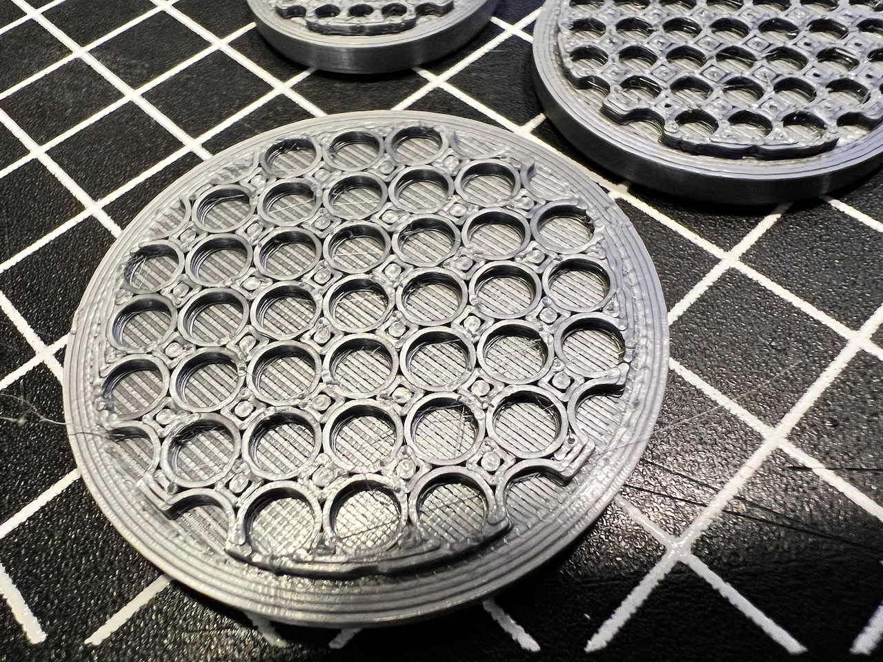Miniature Bases Hole Pattern by RobertusMaximus | Download free STL ...